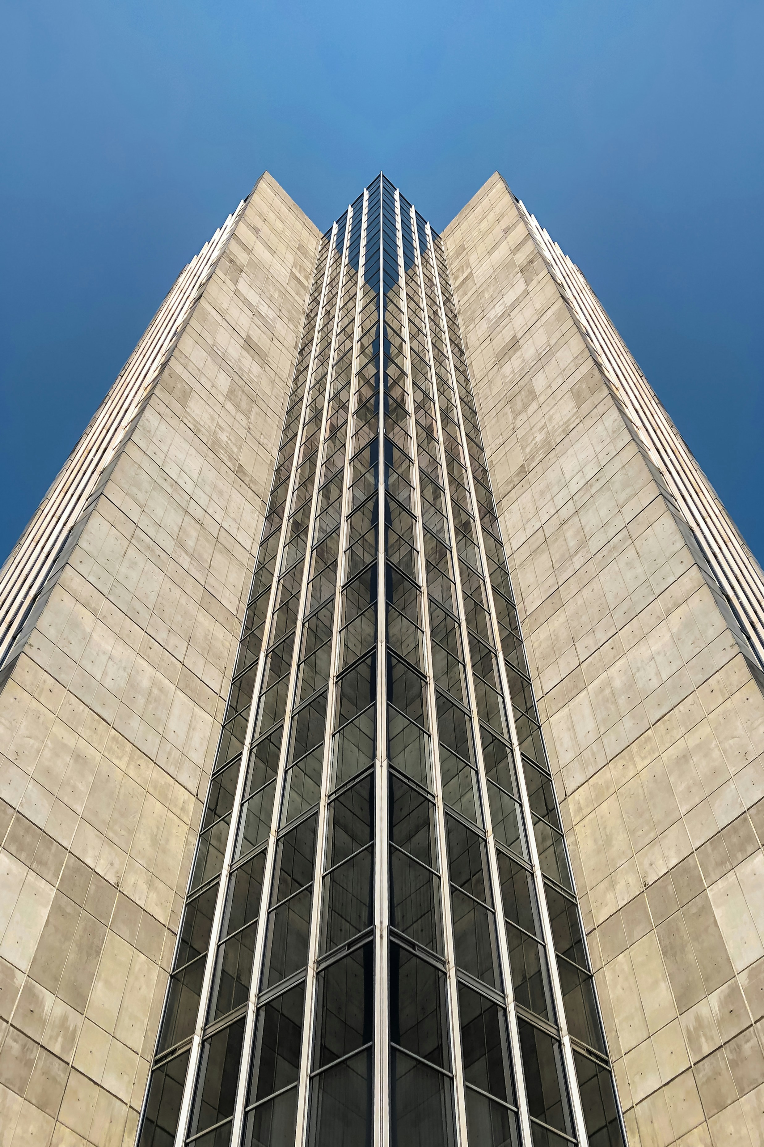 Fotografía de ángulo bajo de un edificio de gran altura foto – Imagen de Cofiec Bauwerk gratuita ...