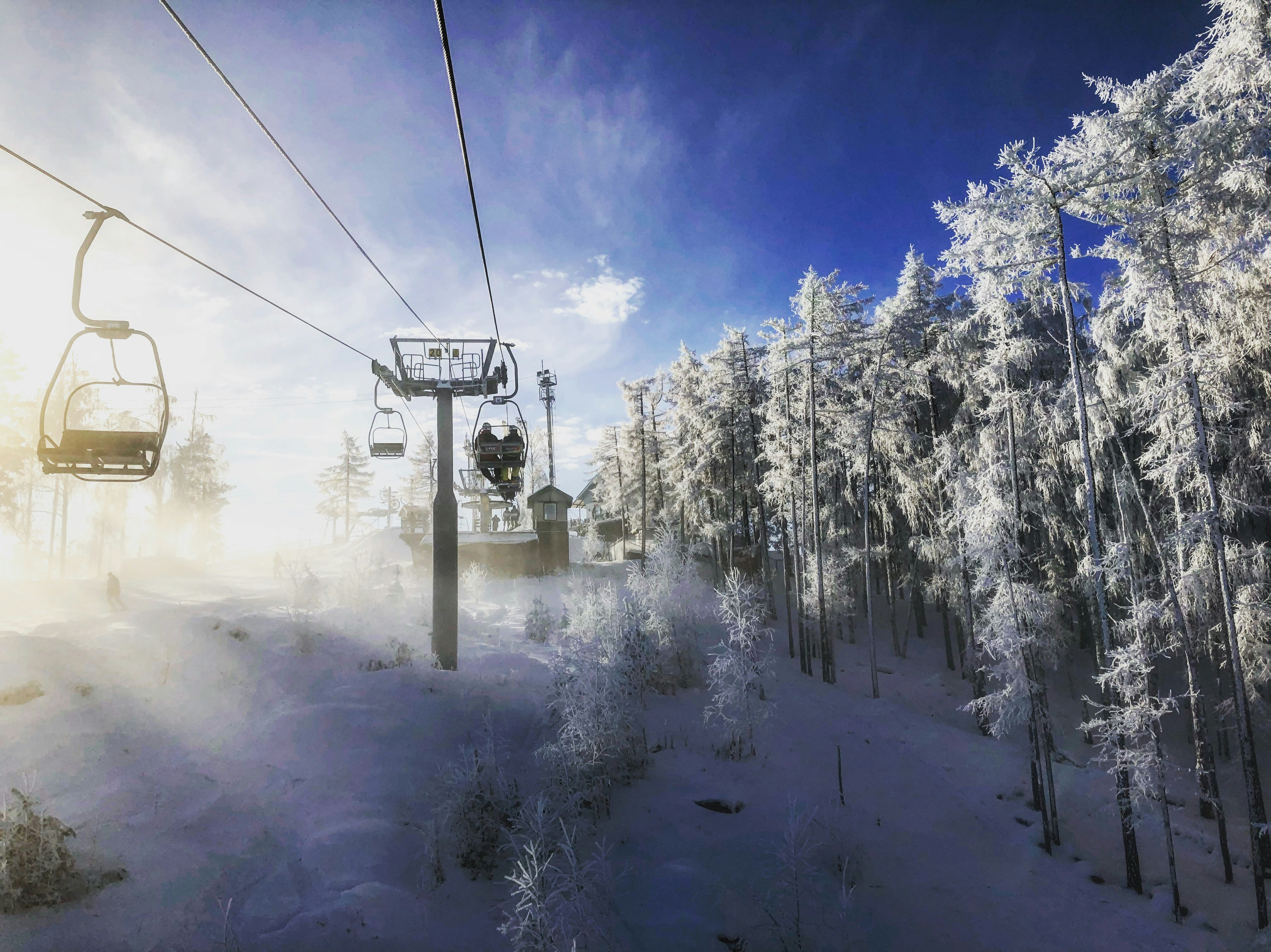 Foto Teleférico rodeado de nieve – Imagen Neblinoso gratis en Unsplash