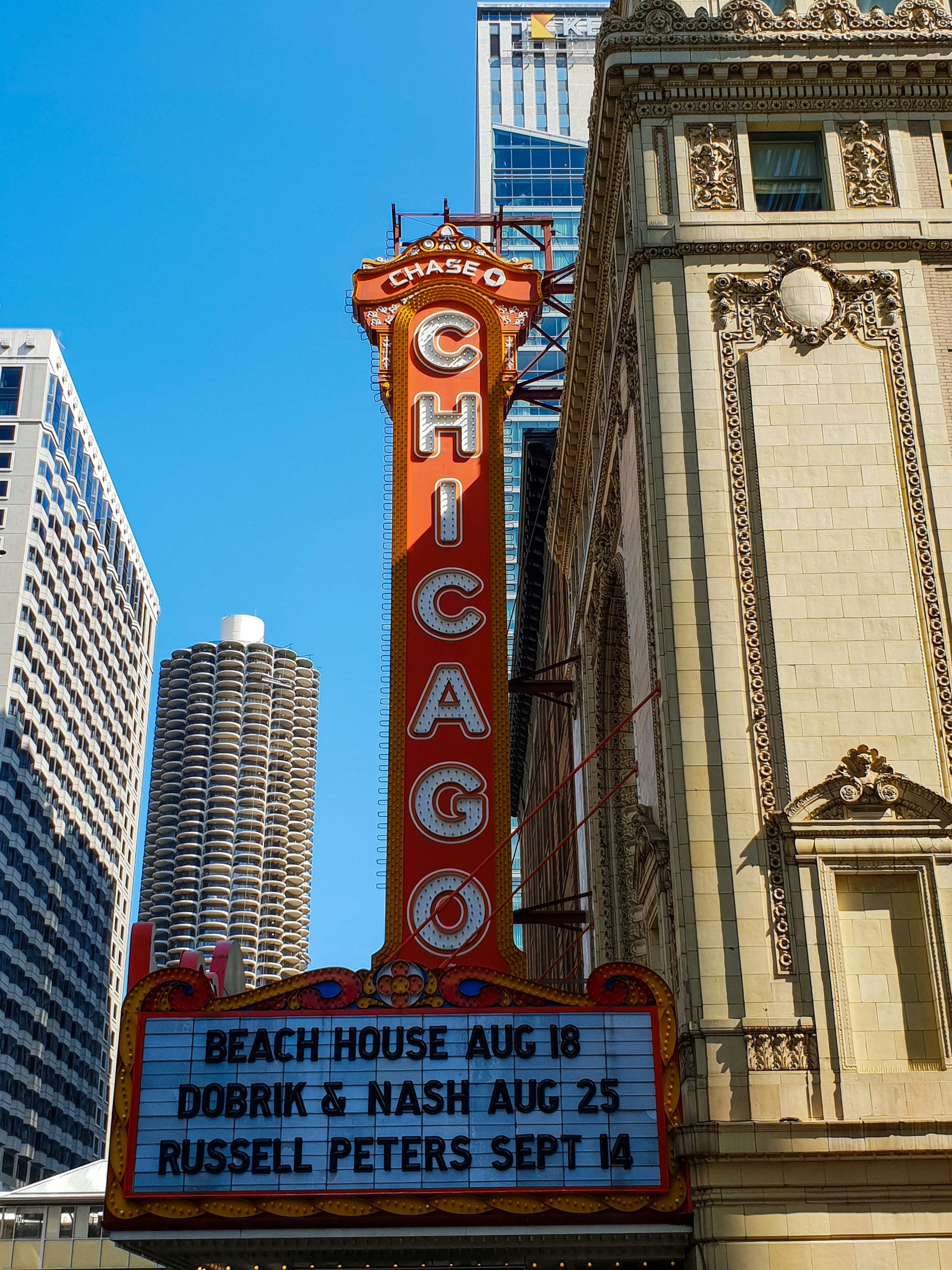 Chicago signage beside gray building photo – Free Chicago Image on Unsplash