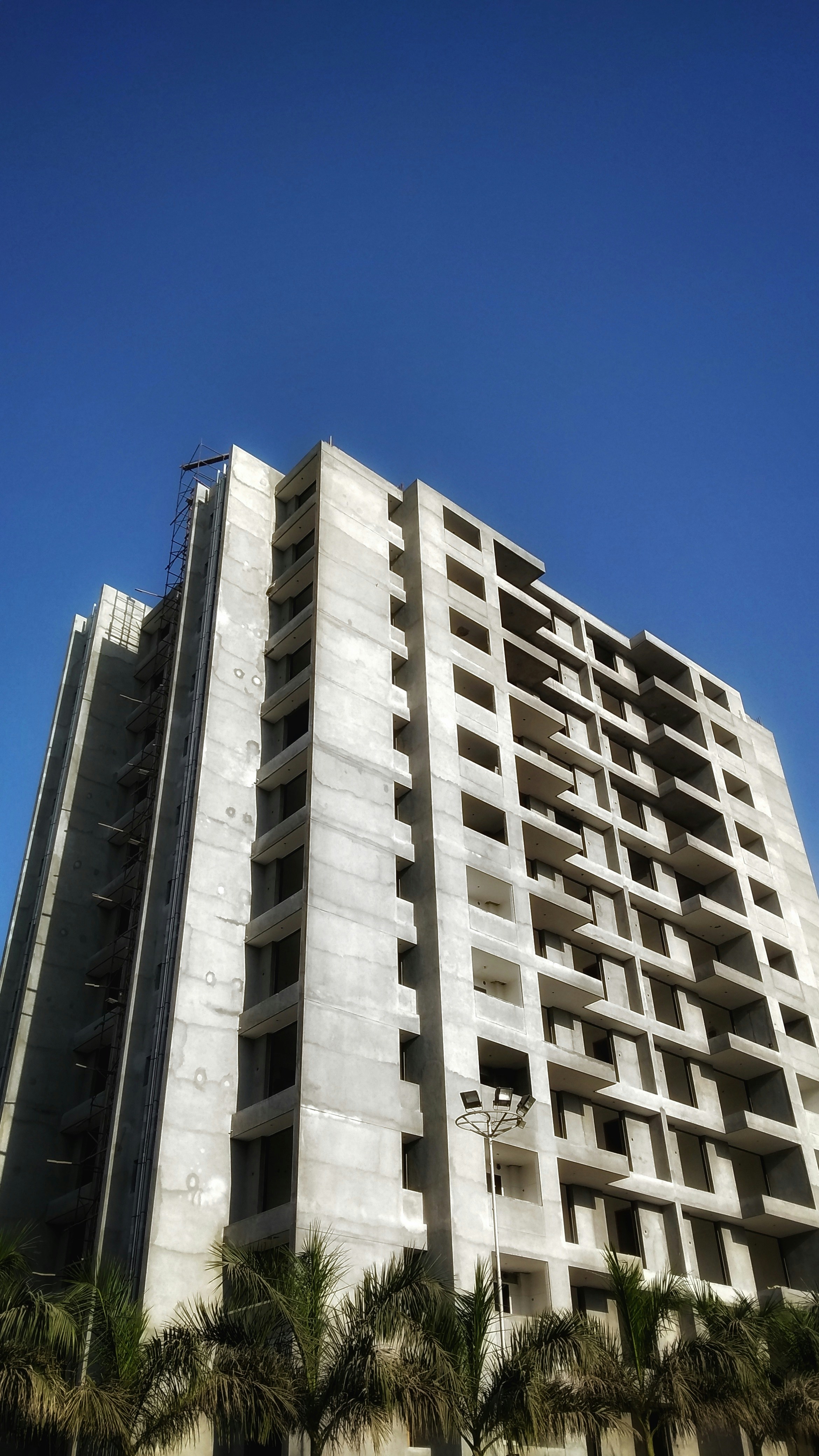 DESIGNING MOTION RESILIENT BUILDING INTENDED FOR SEISM...