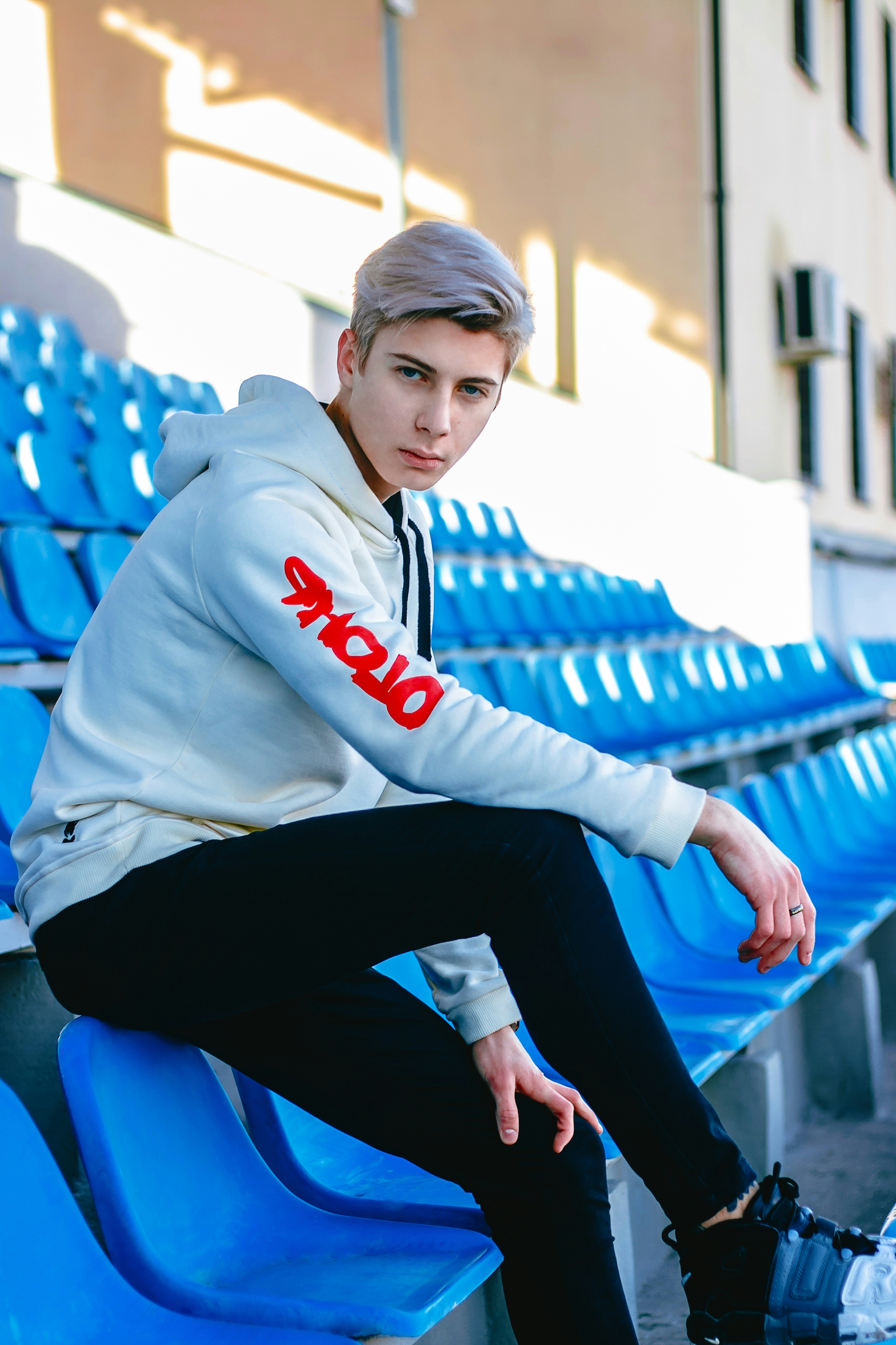 Hombre sentado en la silla azul de la pandilla durante el día foto ...