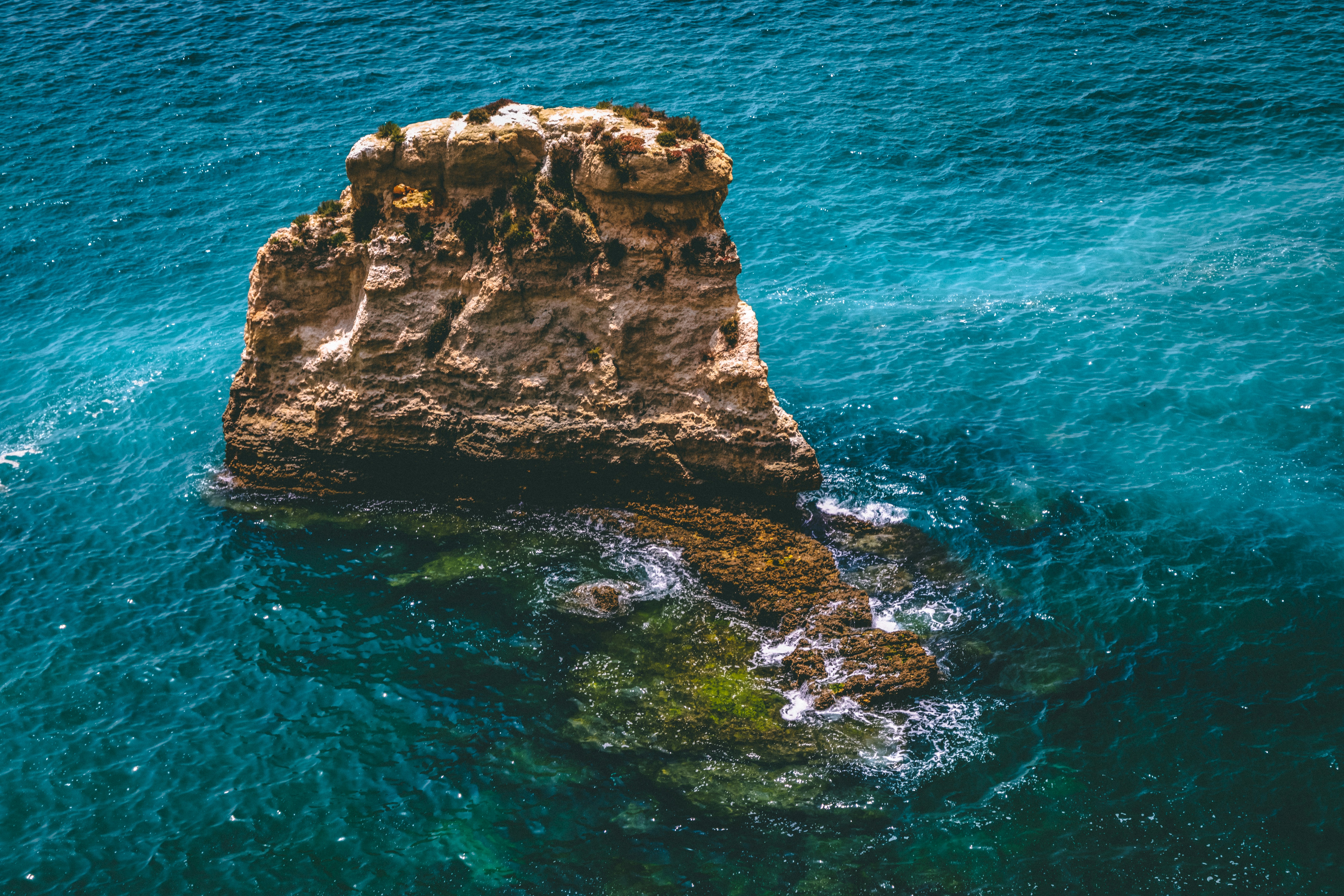 Brown seacliff between body of water photo – Free Land Image on Unsplash