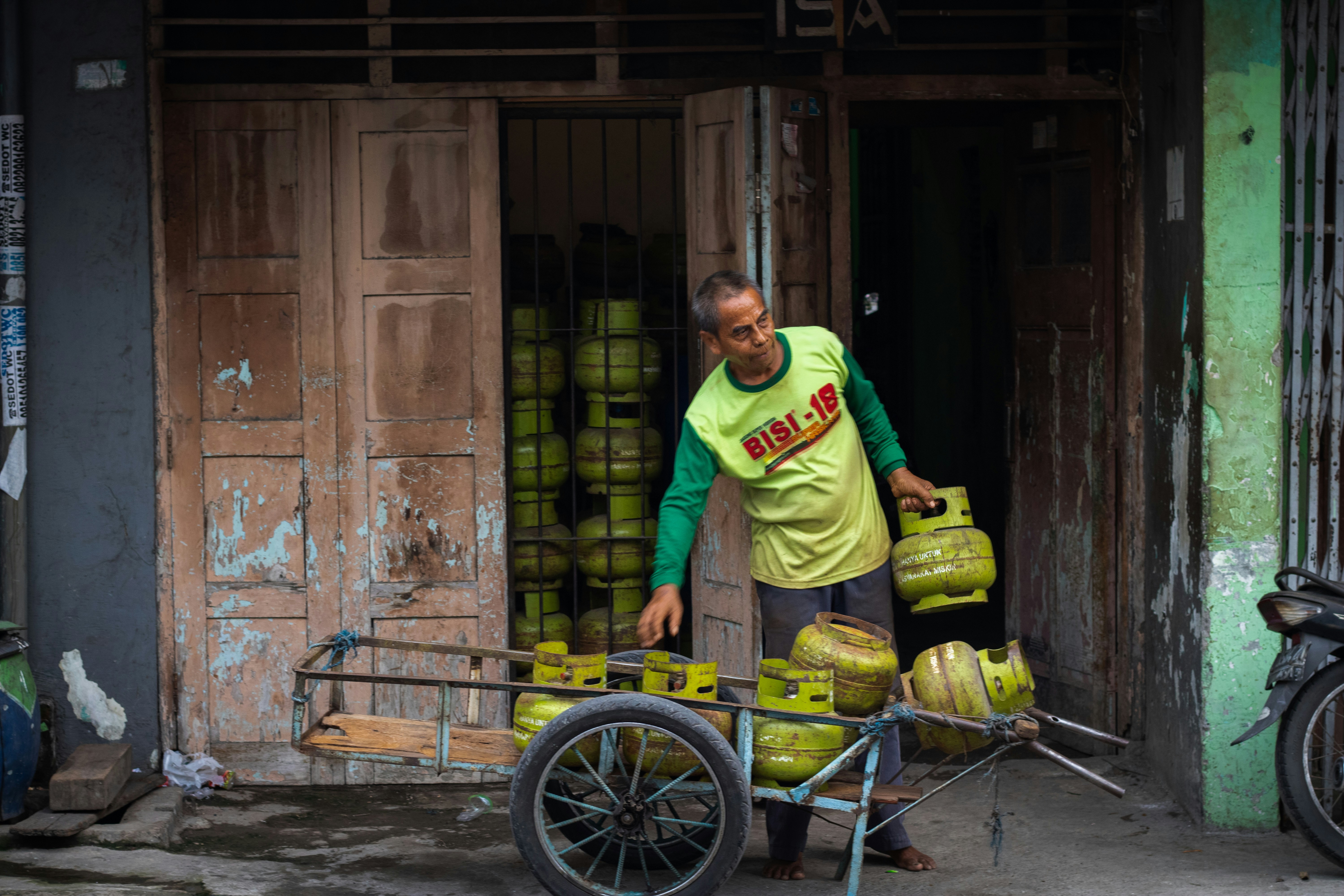 Man grabbing propane tank on utility trailer photo – Free Jl girilaya ...