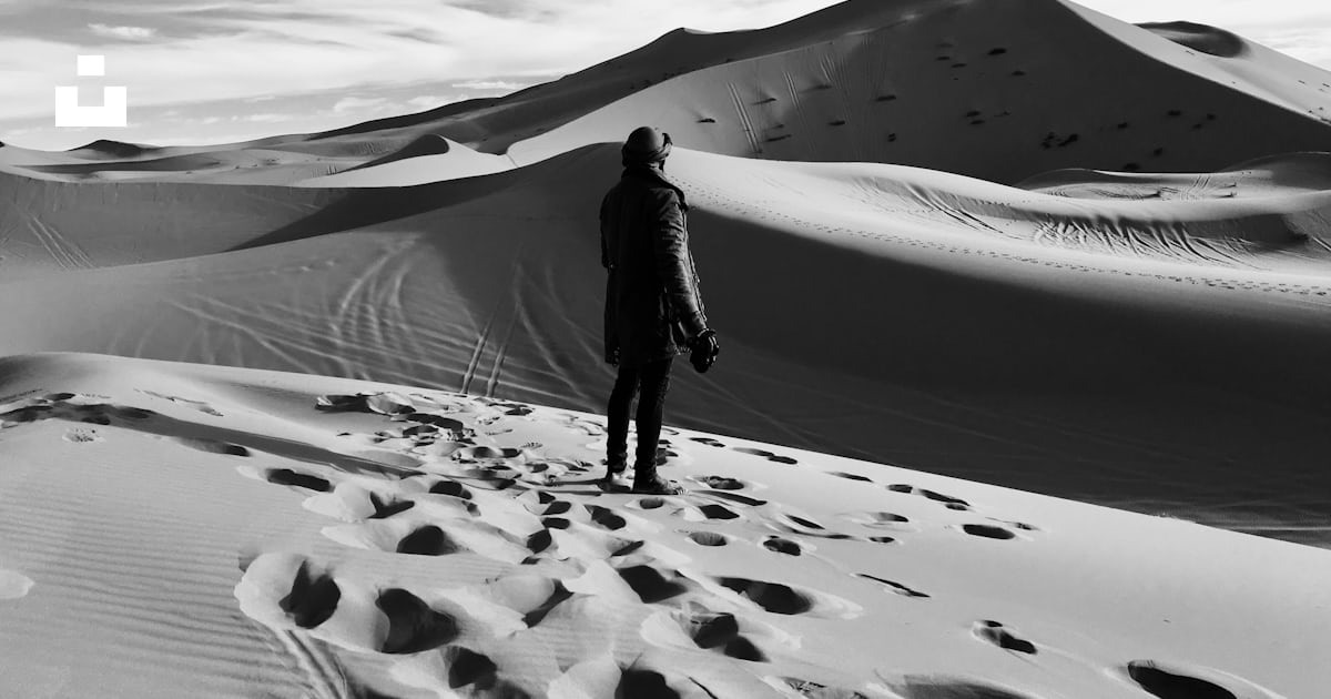 Foto Persona De Pie En El Desierto Imagen Marruecos Gratis En Unsplash
