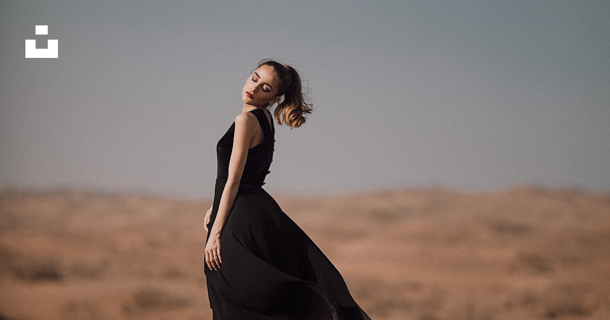 Mujer Con Vestido Negro De Pie En El Desierto Foto Imagen De Moda