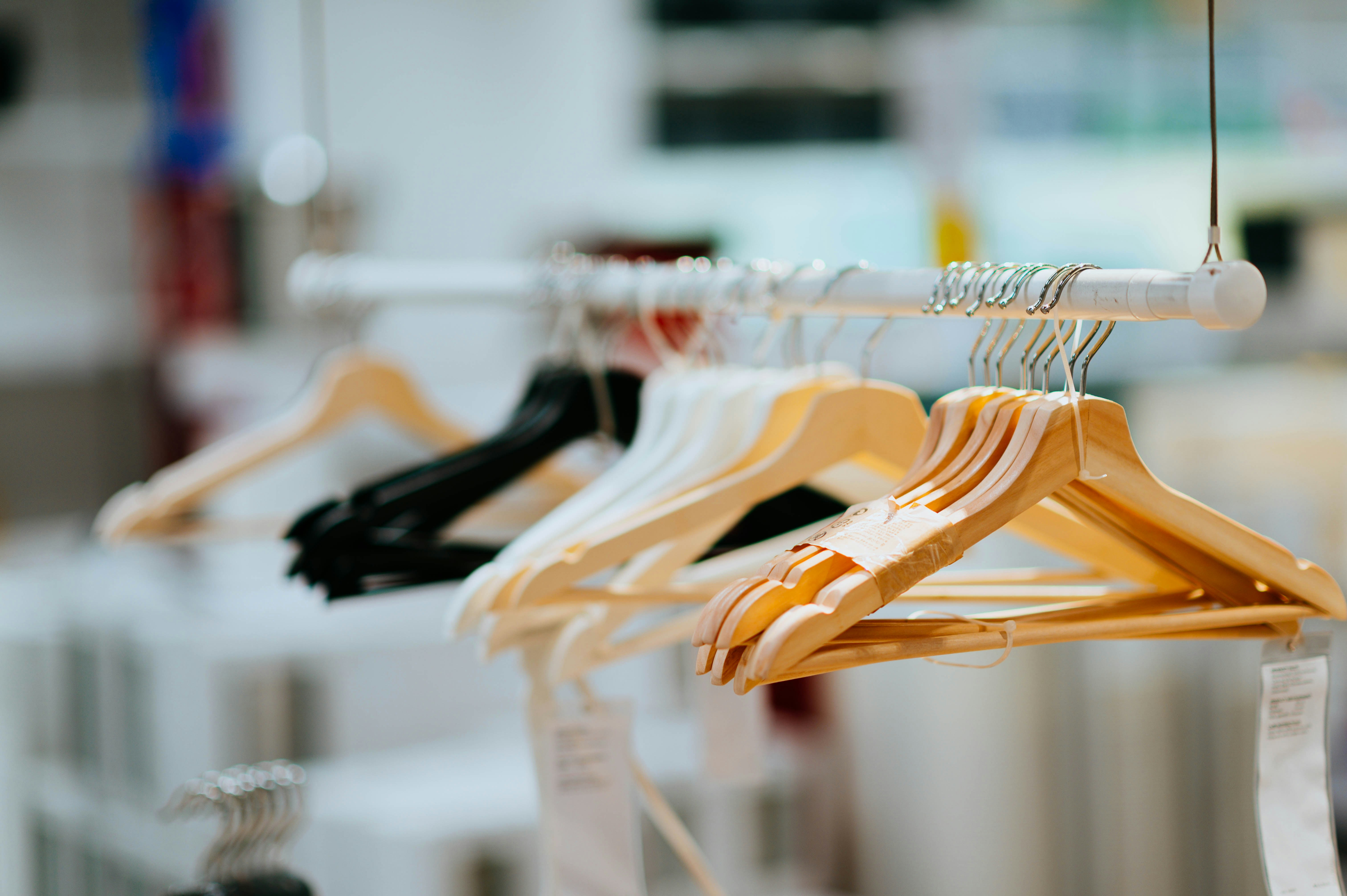 Foto Perchas de colores variados – Imagen Percha gratis en Unsplash