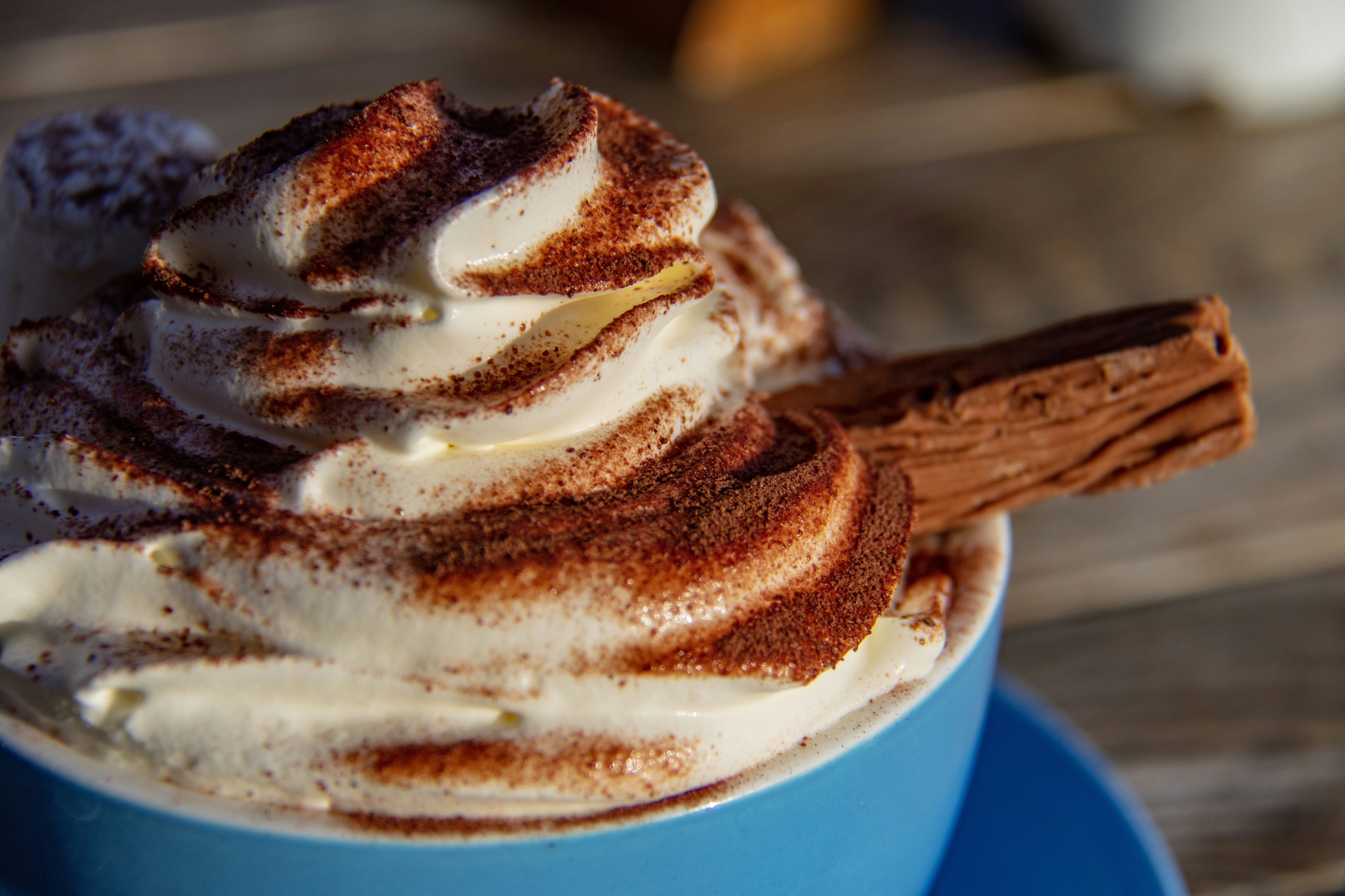 Foto Taza de cerámica azul llena de café con leche – Imagen Crema ...