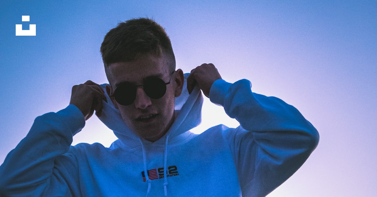 Homme Sassoit Sur Le Banc Photo Photo Bleu Gratuite Sur Unsplash
