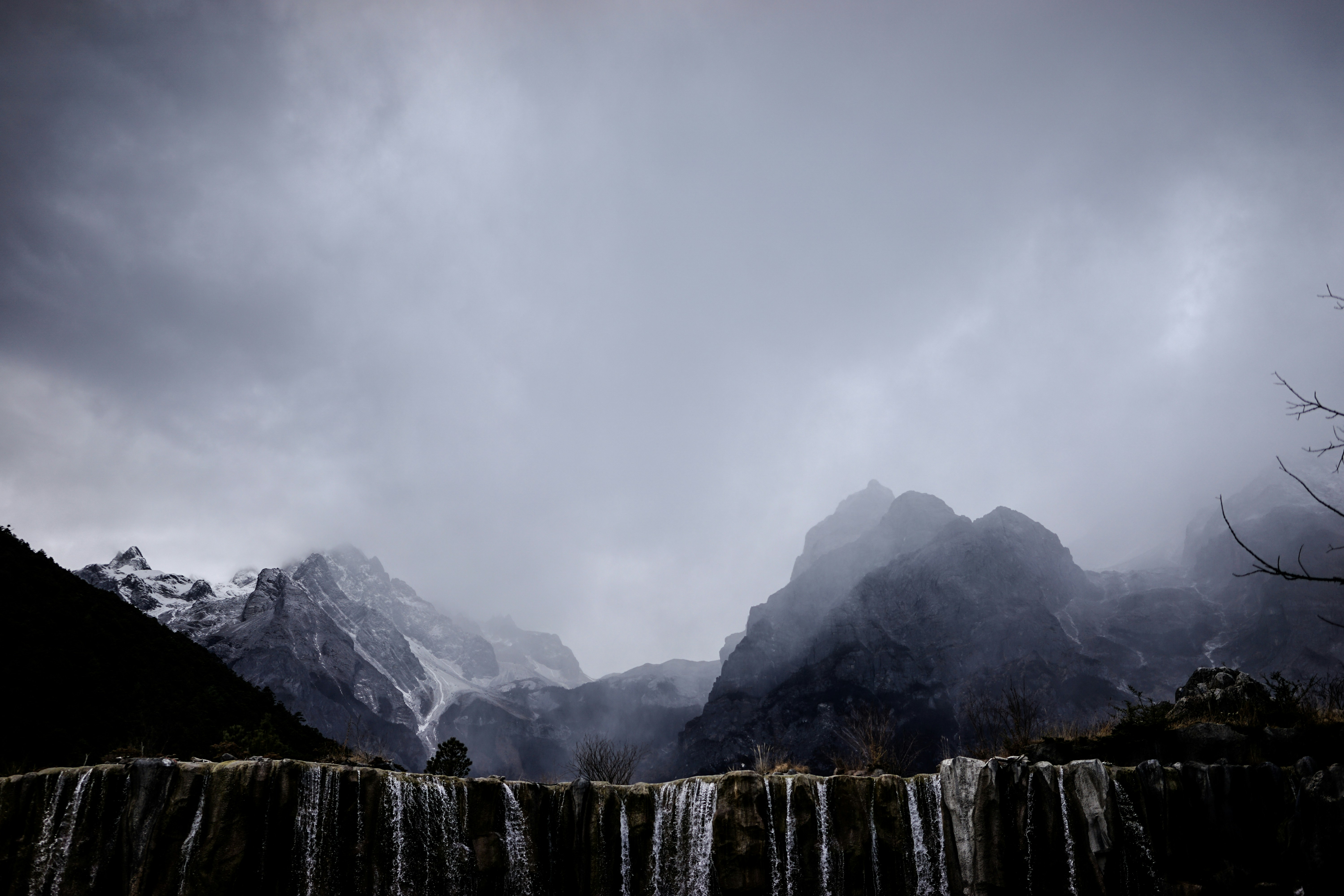 Waterfalls in grayscale photography photo – Free Grey Image on Unsplash