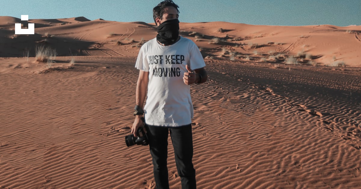 Foto Hombre De Pie En El Desierto Sosteniendo Una Cámara Dslr Imagen