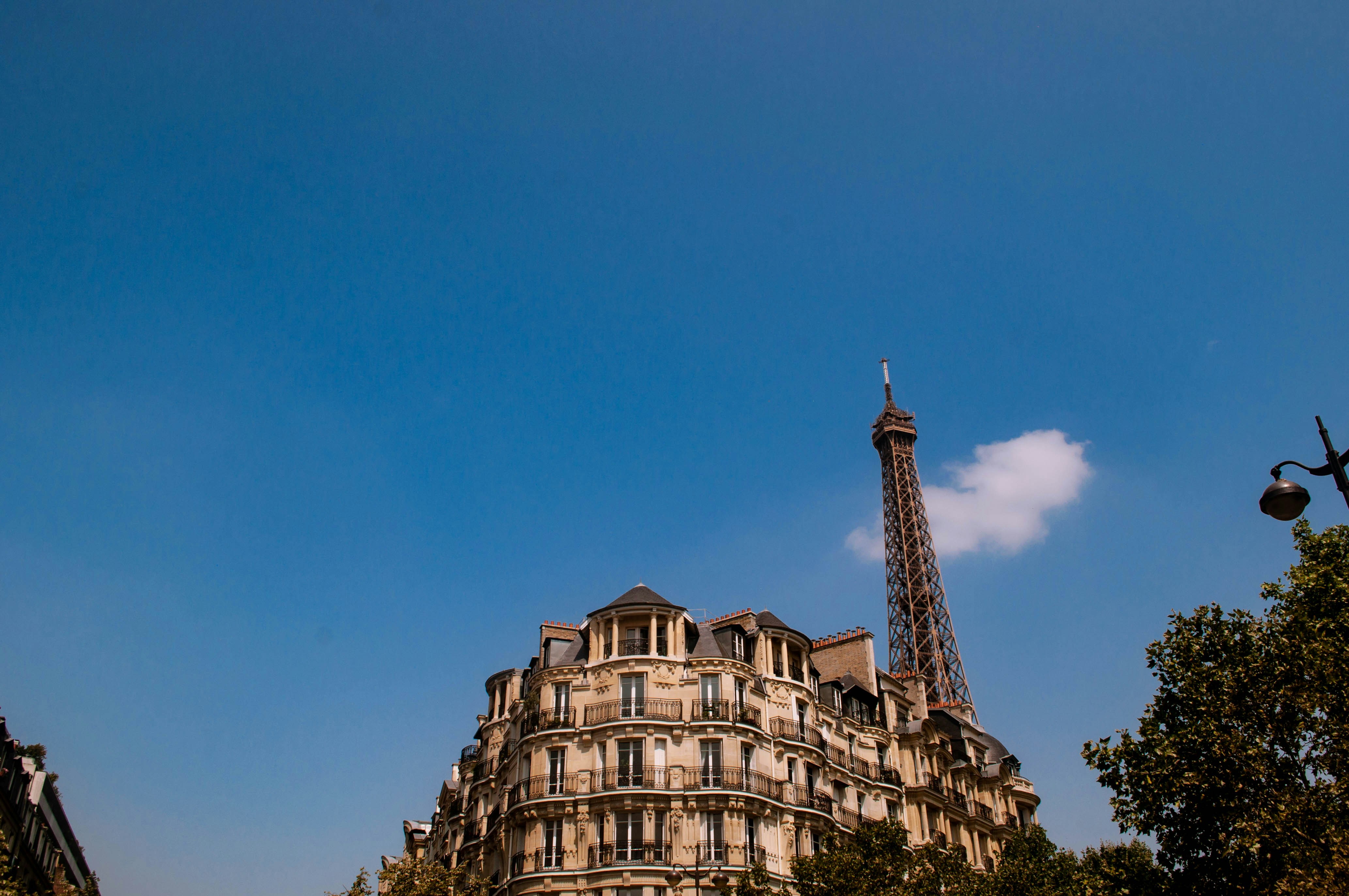 After 13 years living in Big Paris, I took the sightseeing bus for the first time wandering around Paris like a real visitor. I should say that watching the city’s life at that height was nice.
