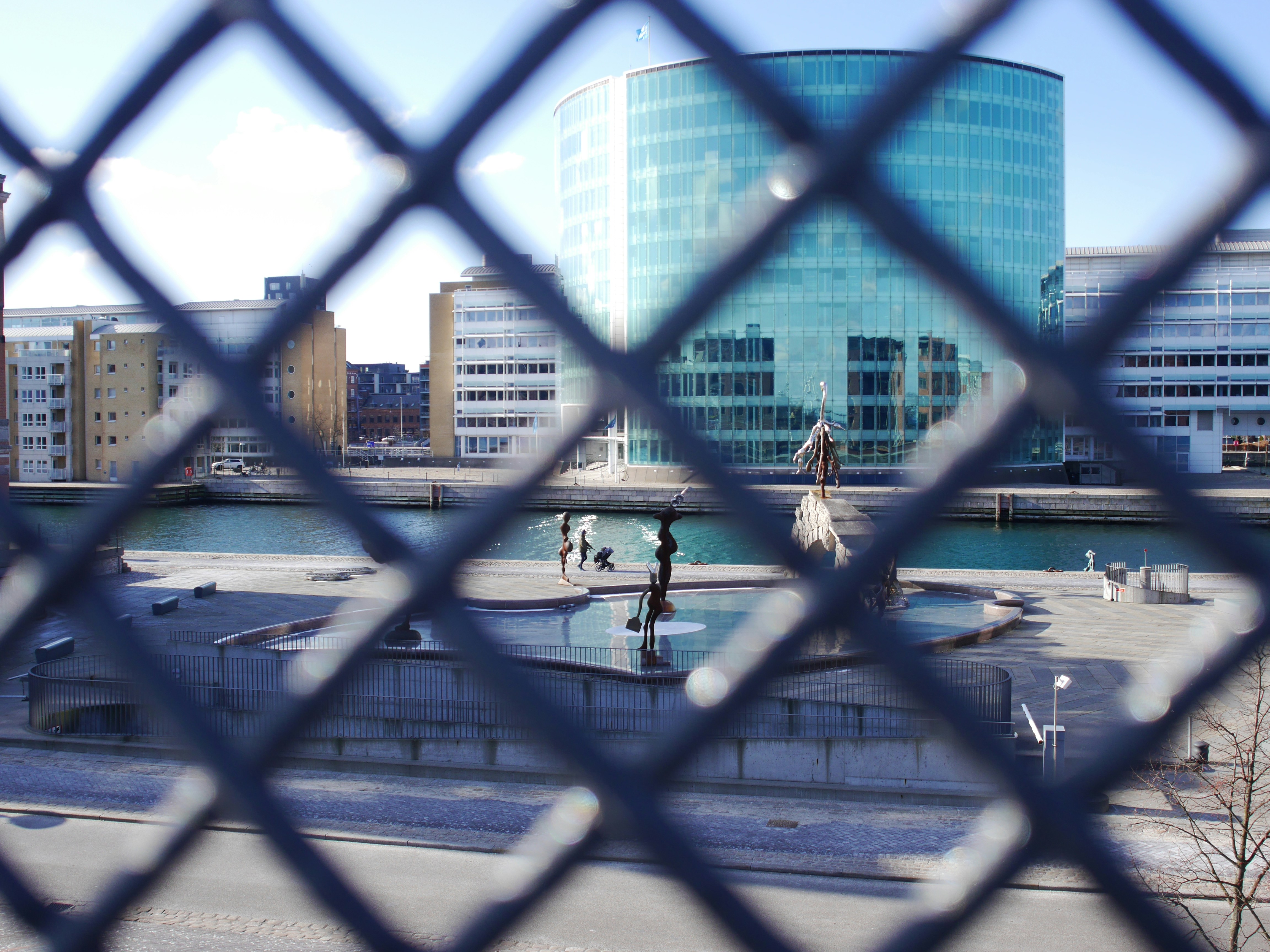 Through the Diamond Gaps: City Fountain in Focus
