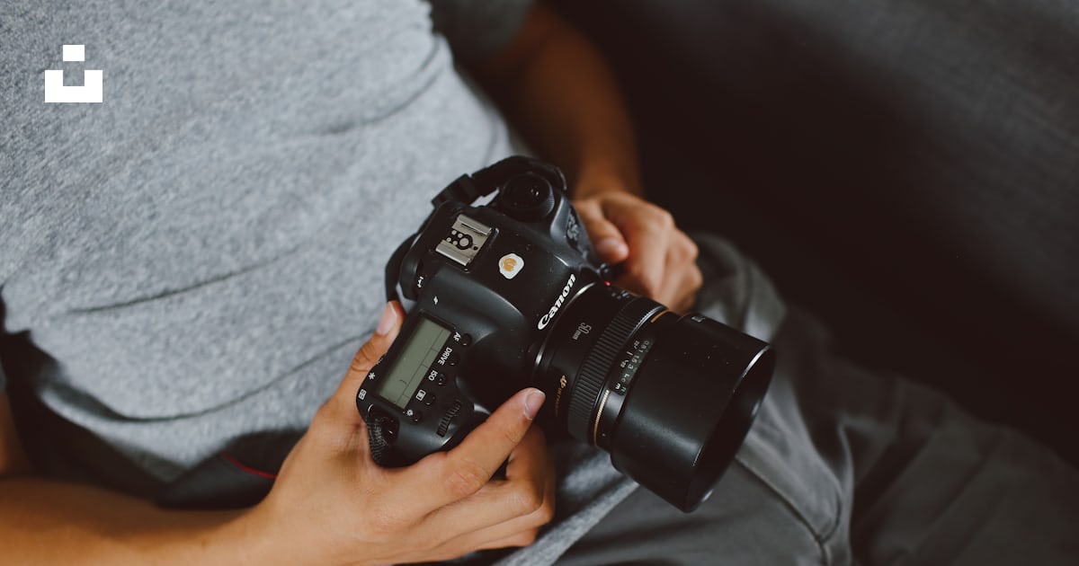 검은색 Dslr 카메라를 들고 있는 회색 셔츠를 입은 사람 사진 Unsplash의 무료 갈색 이미지
