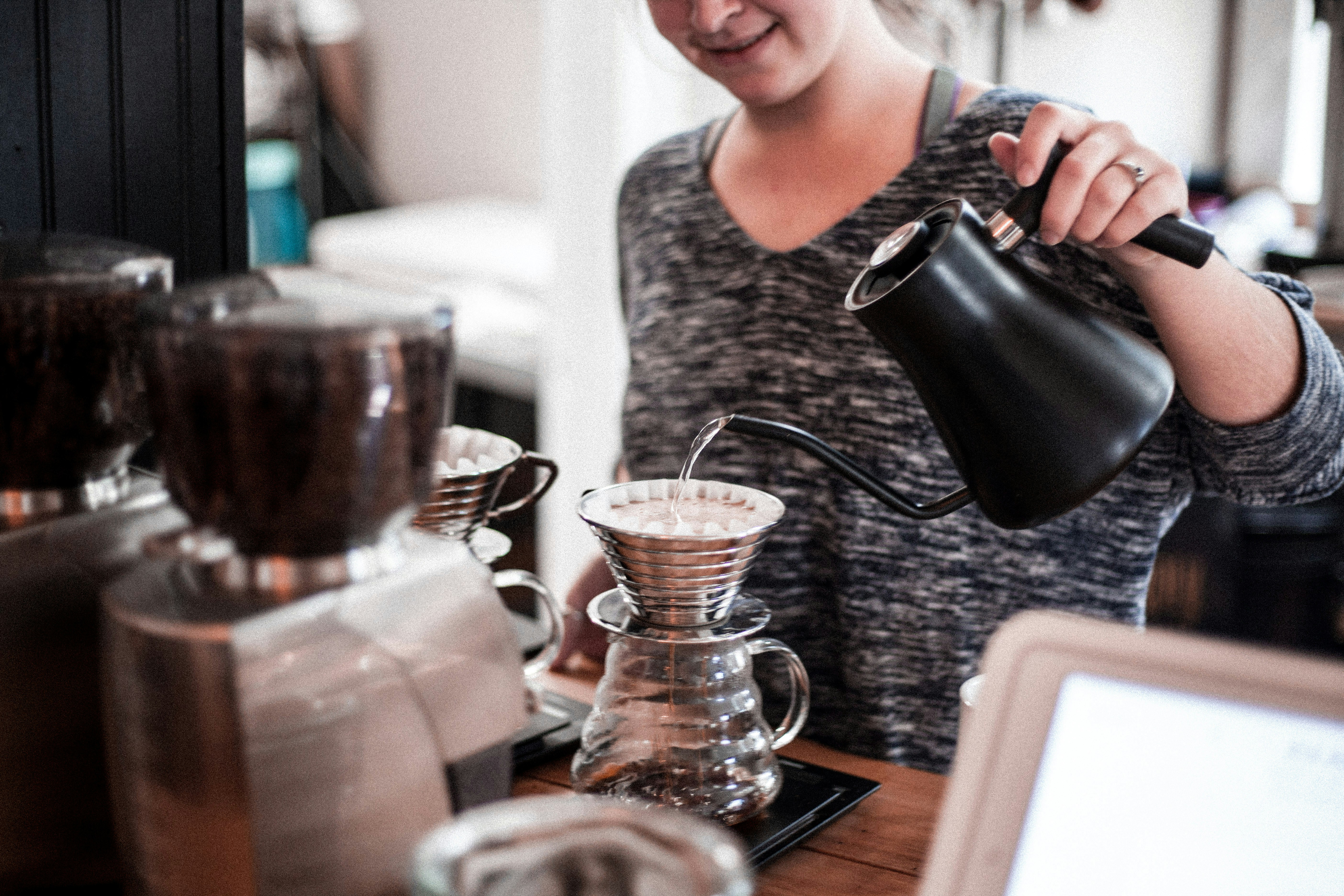 Woman pouring tea on teacup using teapot photo – Free Cordial coffee co ...