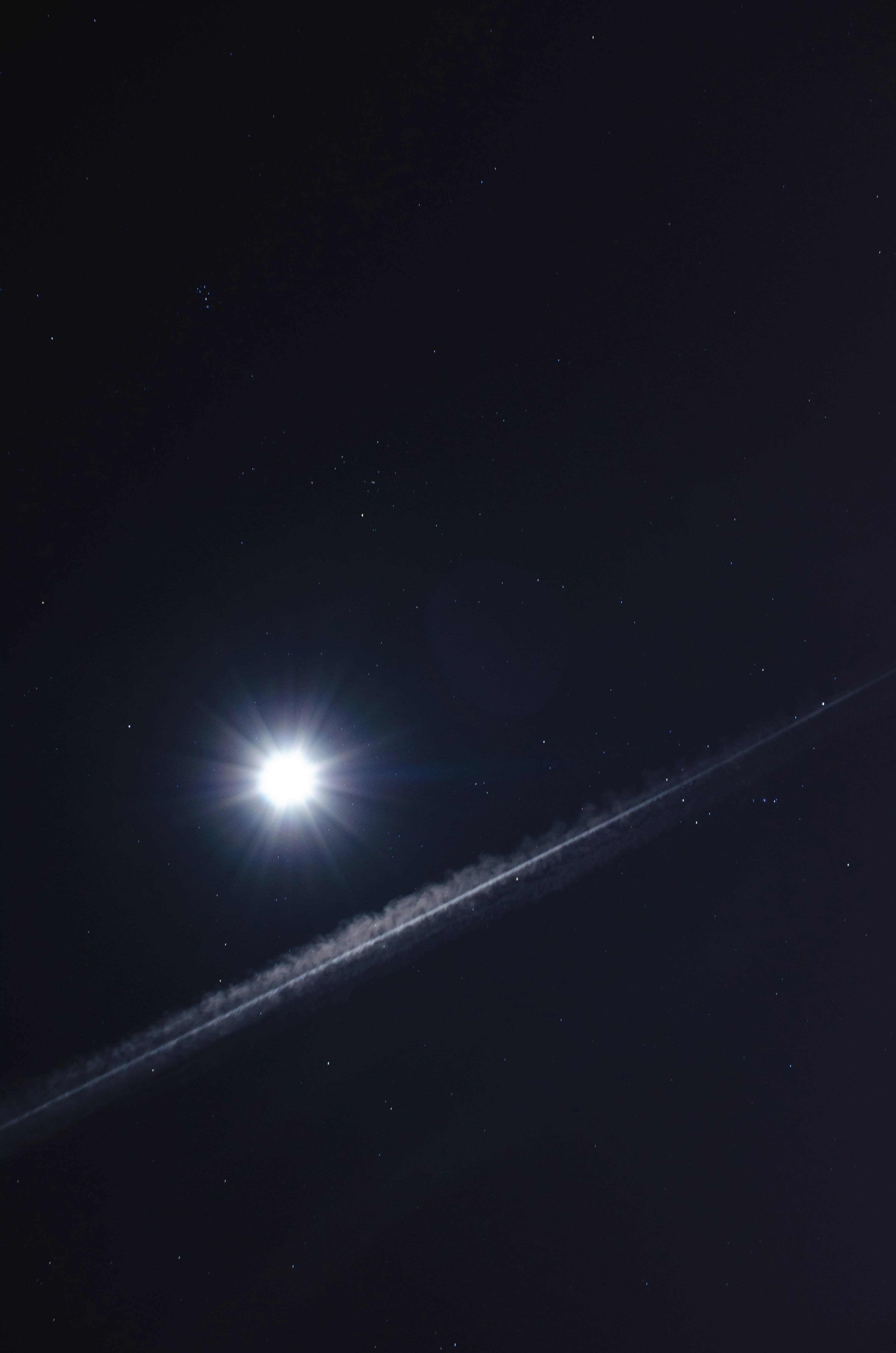 A bright light shines in the dark sky photo – Free Grey Image on Unsplash