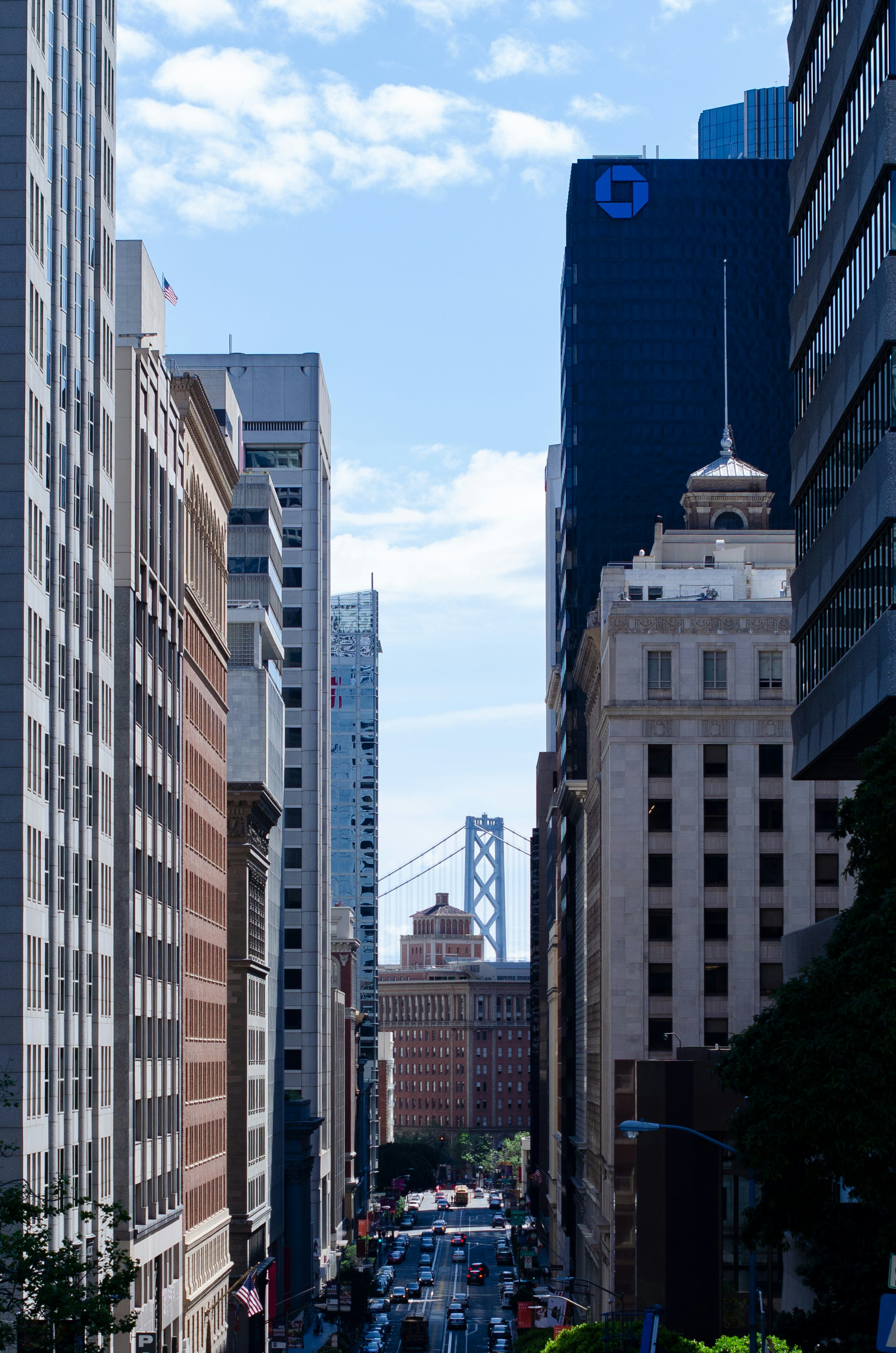 Cars between high rise buildings photo – Free City Image on Unsplash
