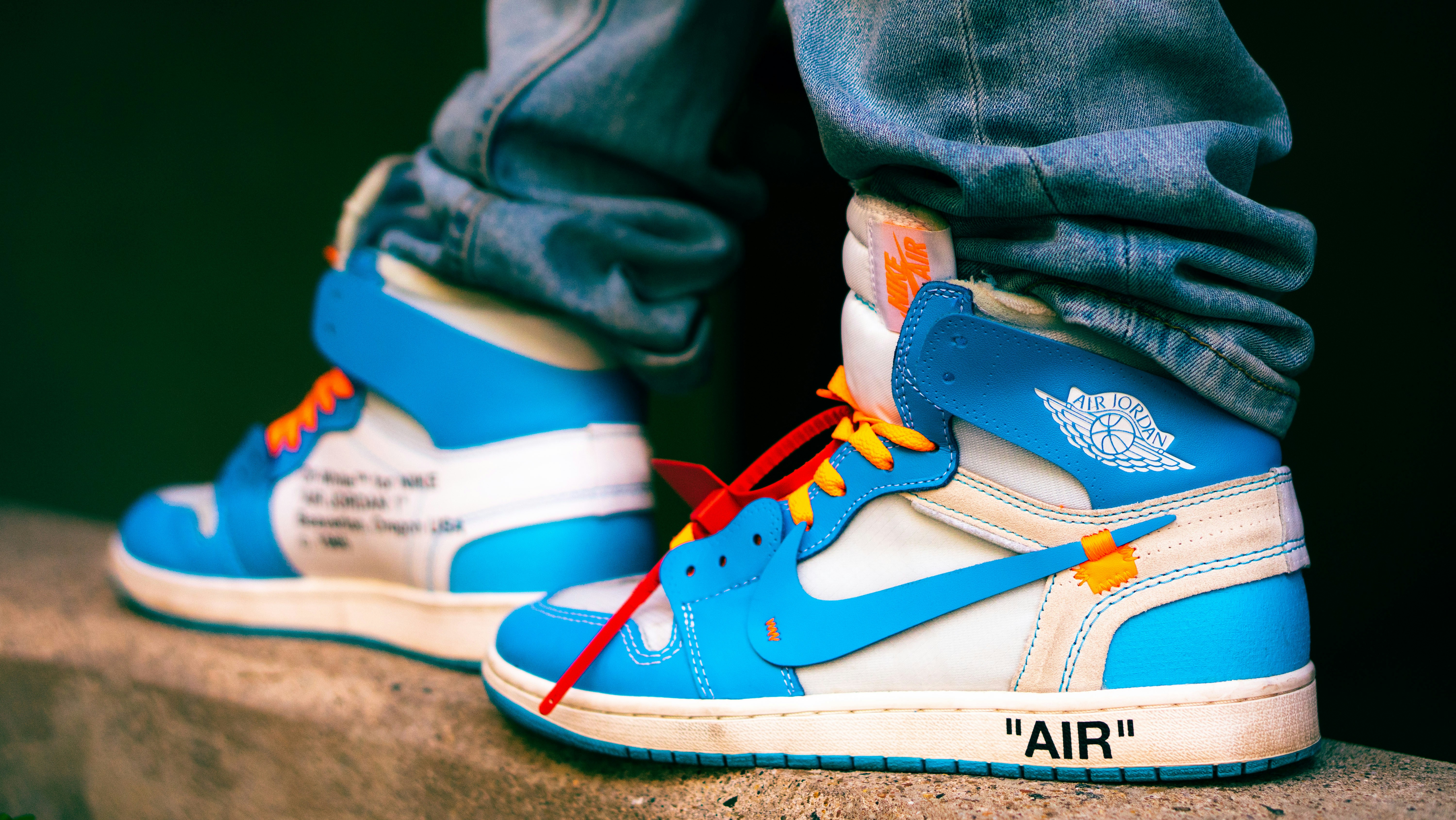 Par de Air Jordan 1 blancos y azules foto – Imagen de Vestir gratuita ...