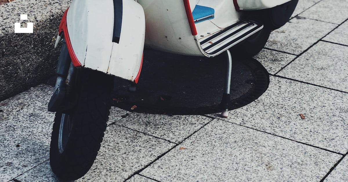 초점 사진에 흰색과 빨간색 모터 스쿠터 사진 Unsplash의 무료 이탈리아 이미지