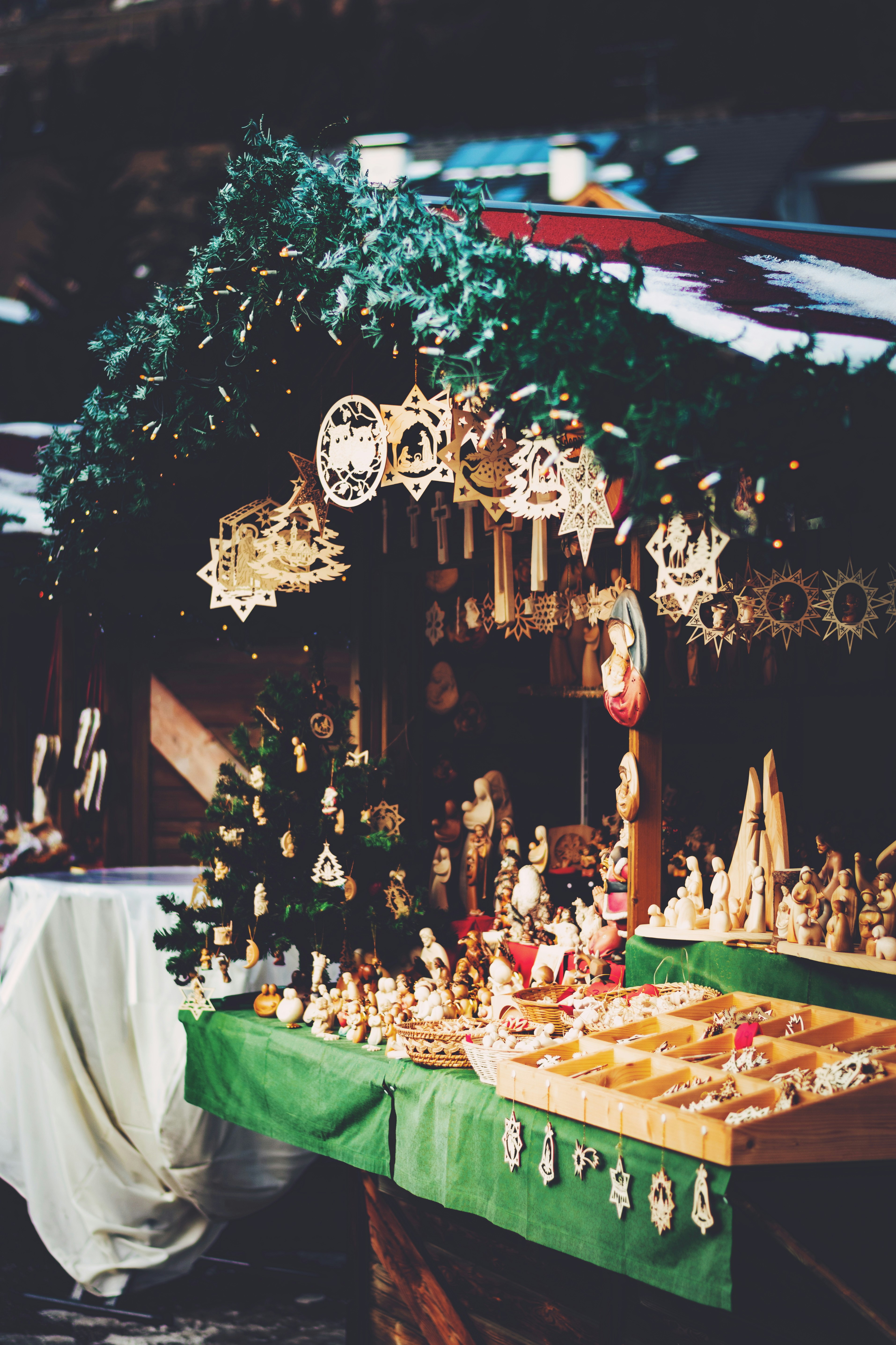 Starry Carvings Meet Greenery: A Cozy Christmas Market Stall