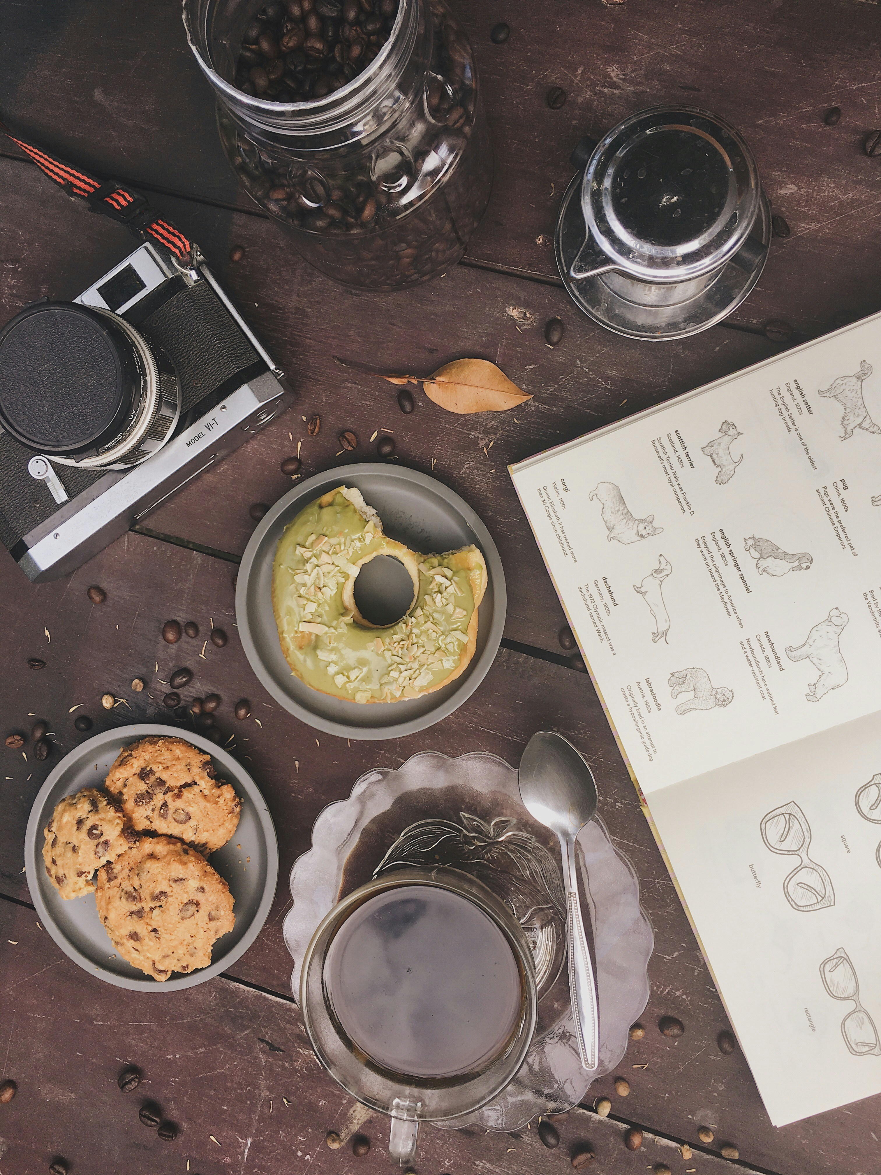 A Quiet Café Moment: Coffee, Cookies, and a Sunlit Menu