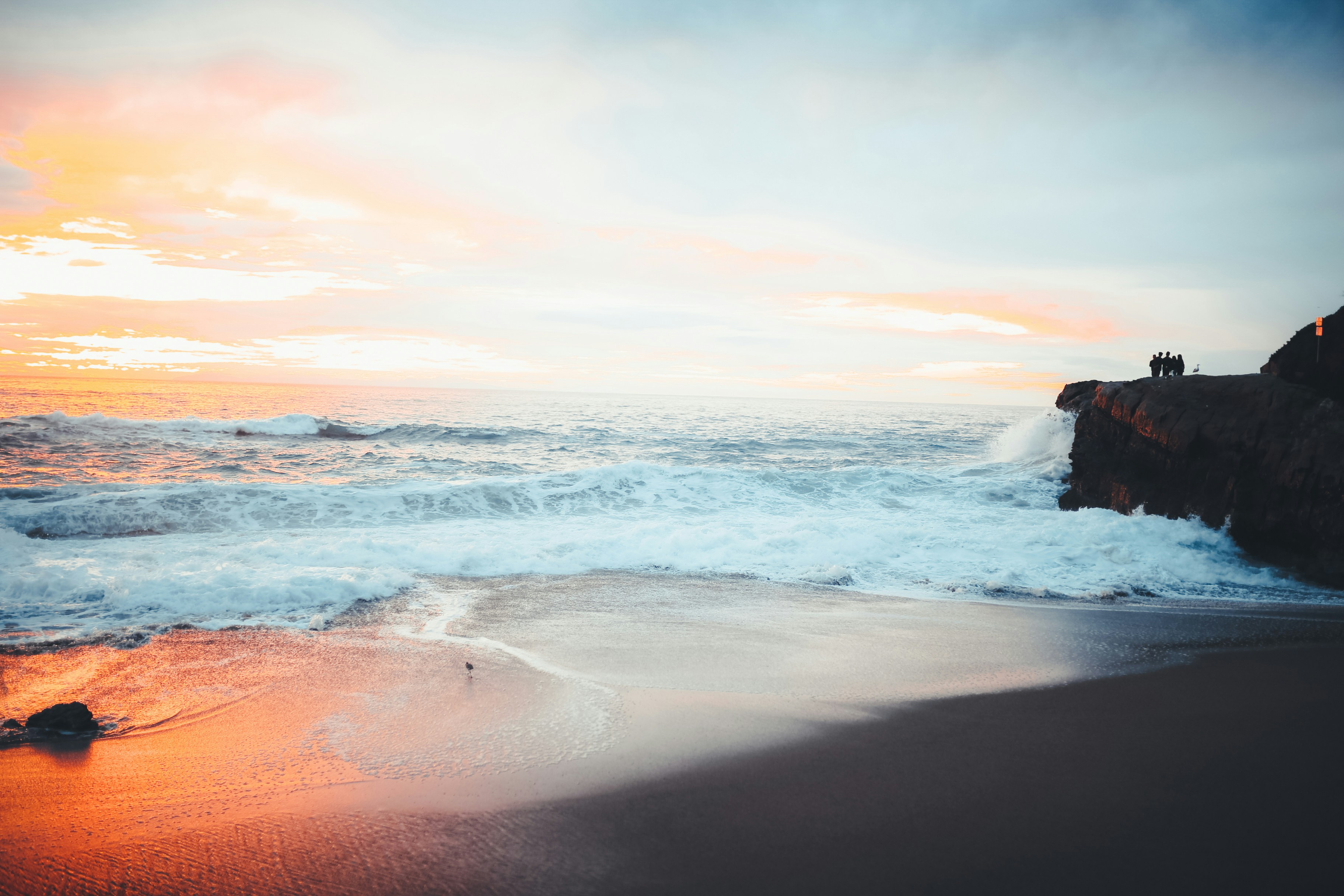 Foto Laut biru jernih di samping formasi batuan – Gambar Pantai Gratis ...
