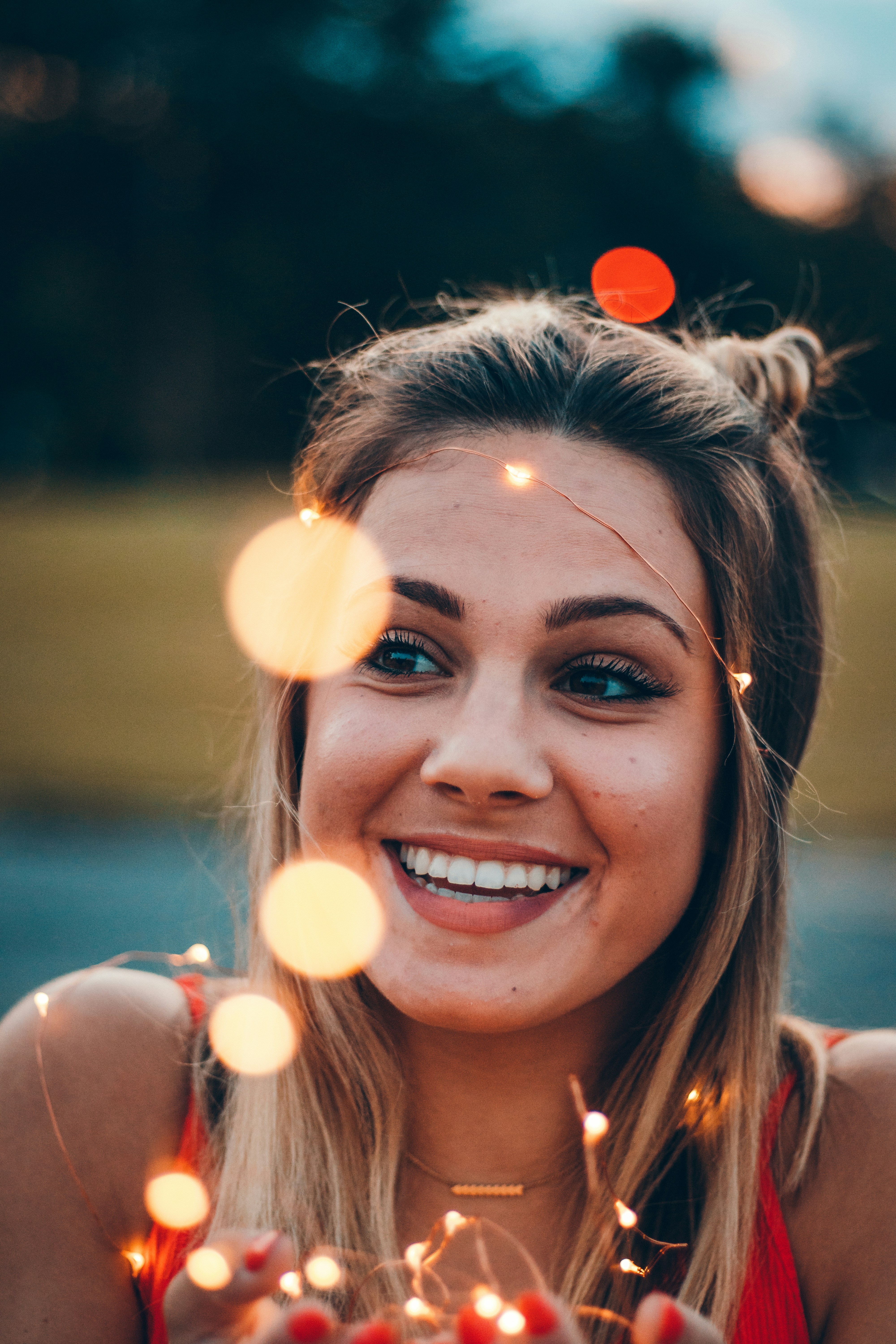 Mujer sonriente foto – Imagen de Centellear gratuita en Unsplash
