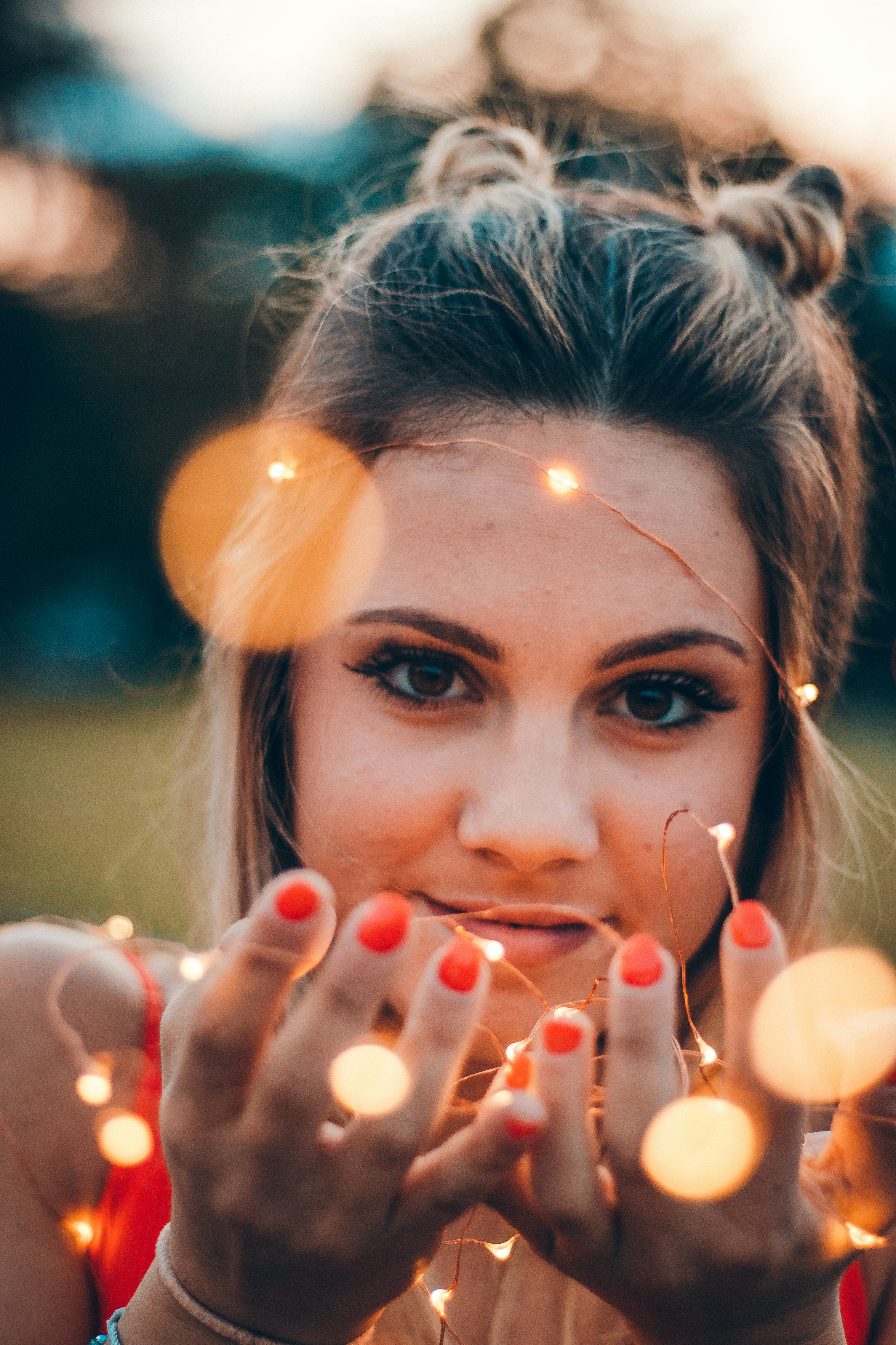 Fotografía bokeh de rostro de mujer foto – Imagen de Guirnalda de luces ...
