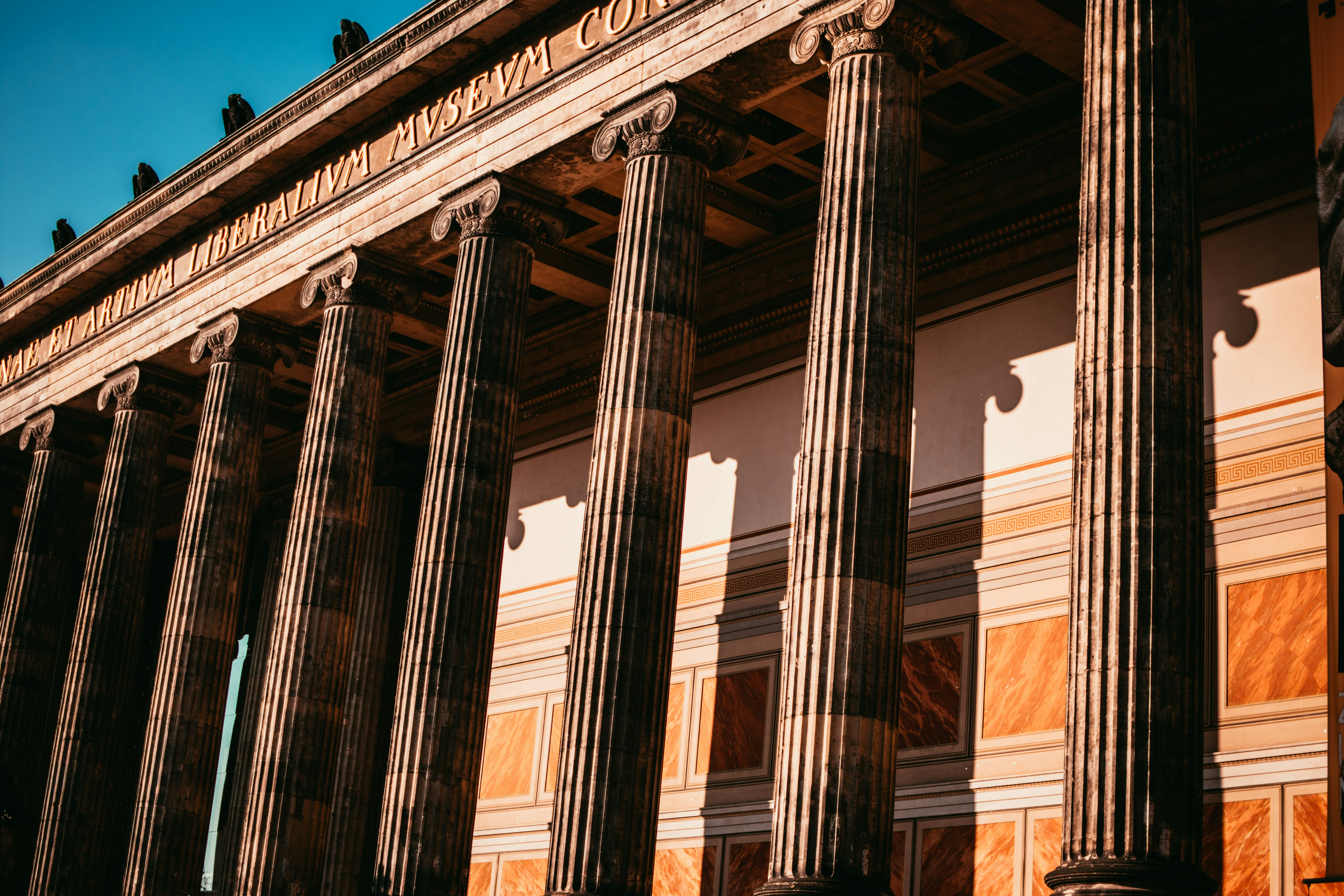 Building with multiple pillars photo – Free Berlin Image on Unsplash