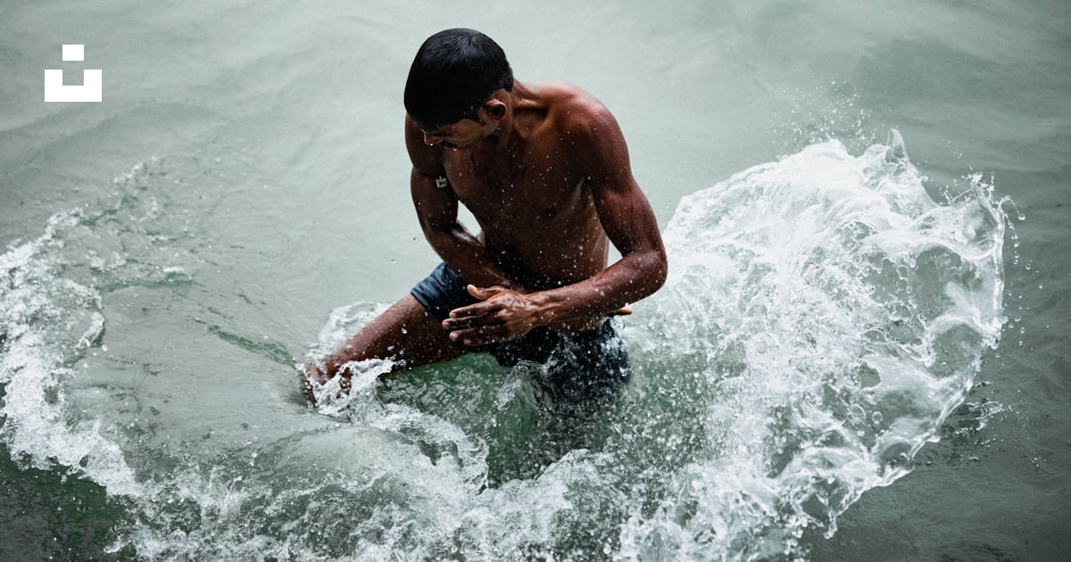 Foto Zum Thema Oben Ohne Mann Im Wasser Kostenloses Bild Zu Wasser