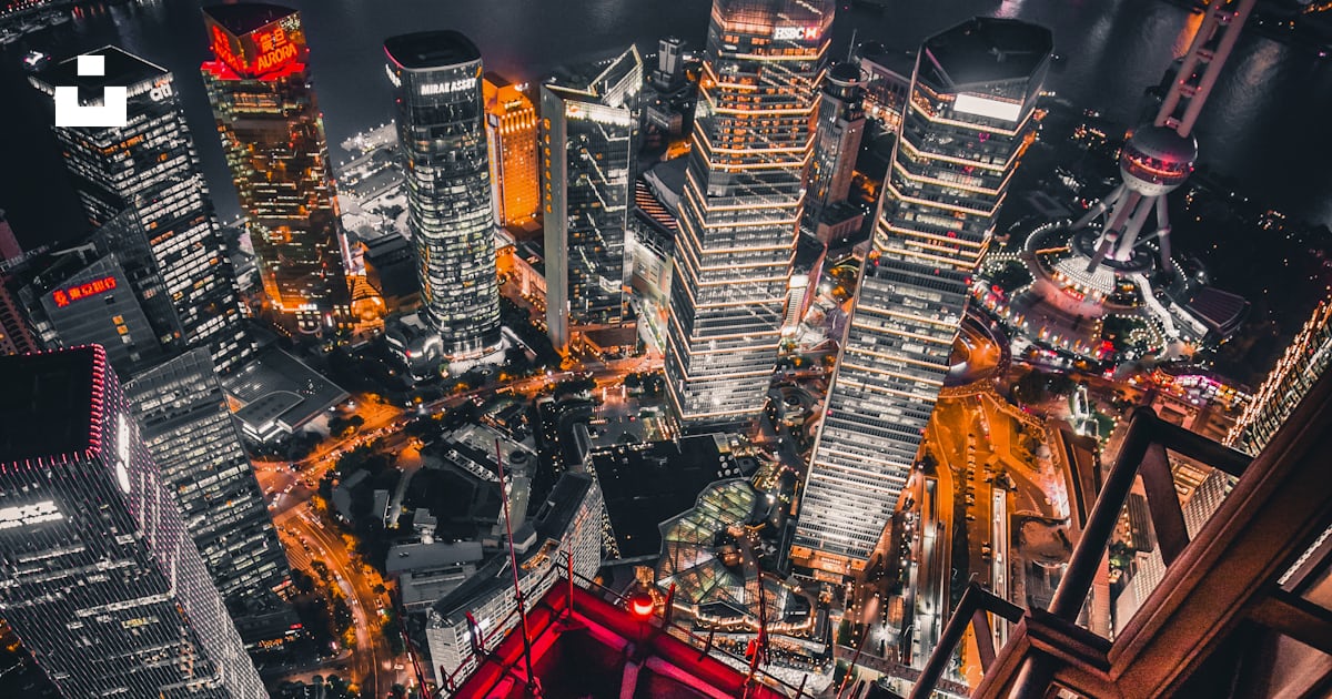 Foto Persona De Pie En El Borde Del Edificio Con Edificios Iluminados