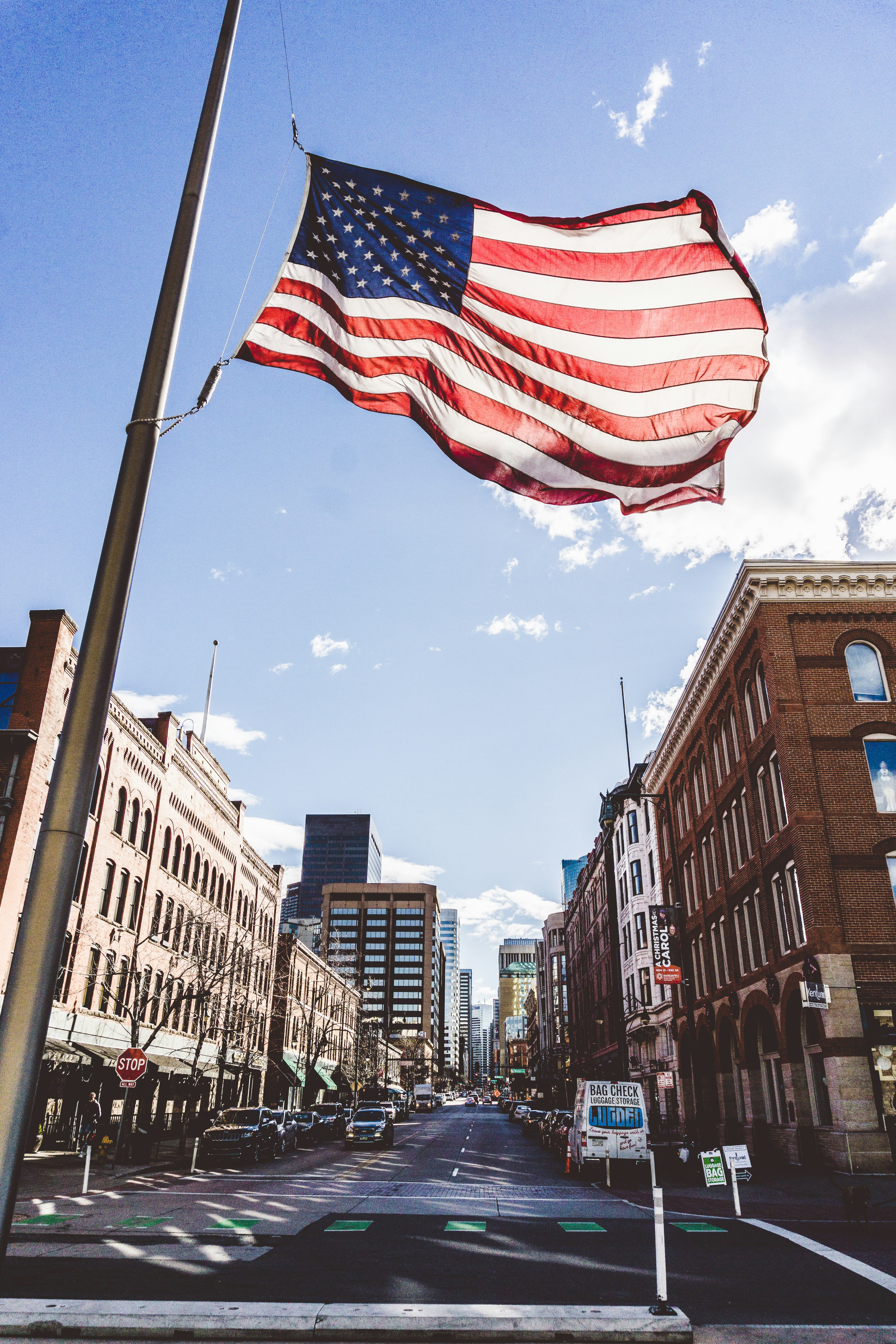 Agitant le drapeau des États-Unis d’Amérique pendant la journée photo ...
