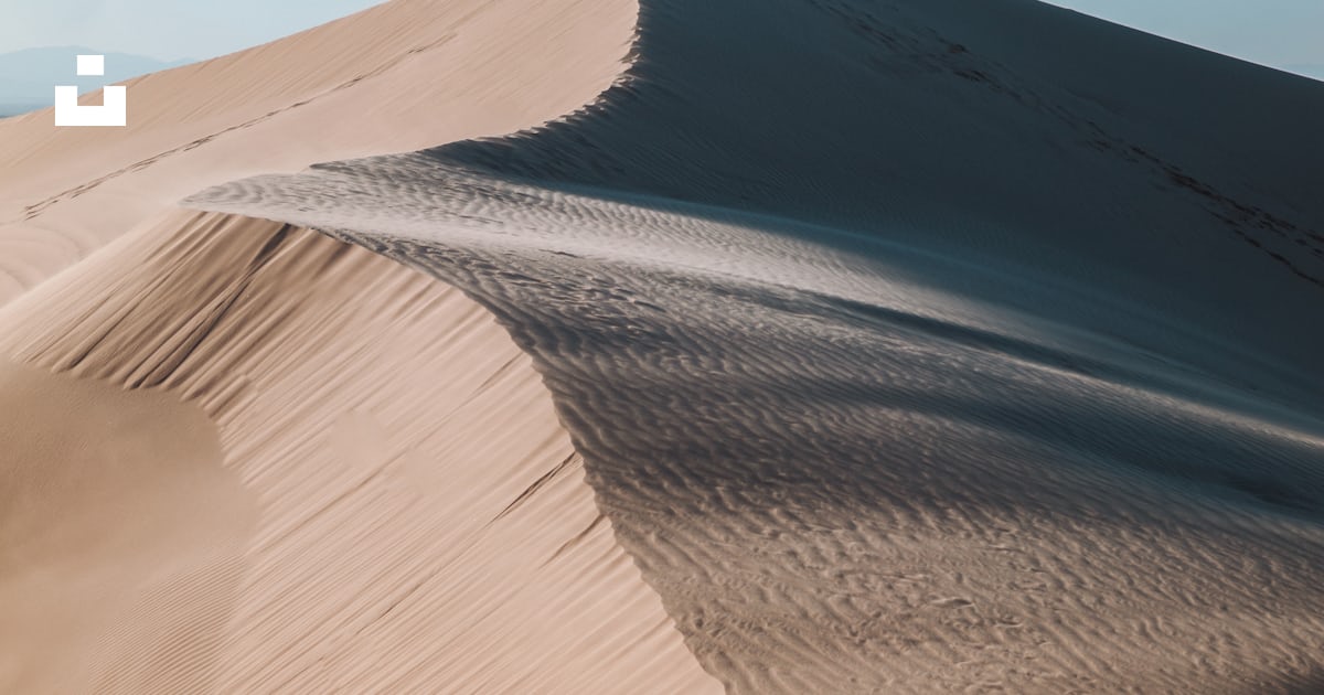 Persona De Pie En El Desierto Durante El Día Foto Imagen De