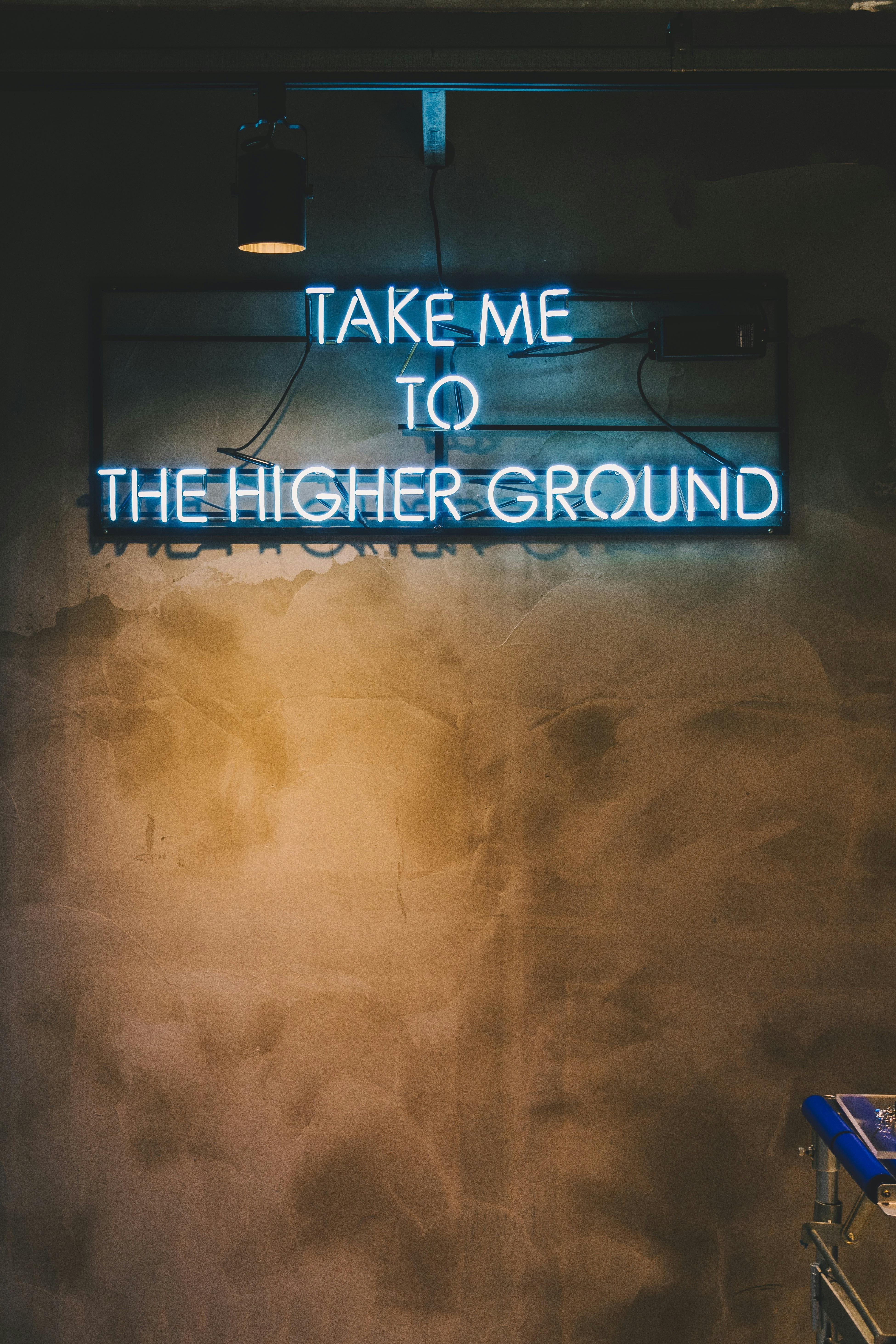 Letreros de neón azul en la pared foto – Imagen de 535-25 Sinsa-dong ...