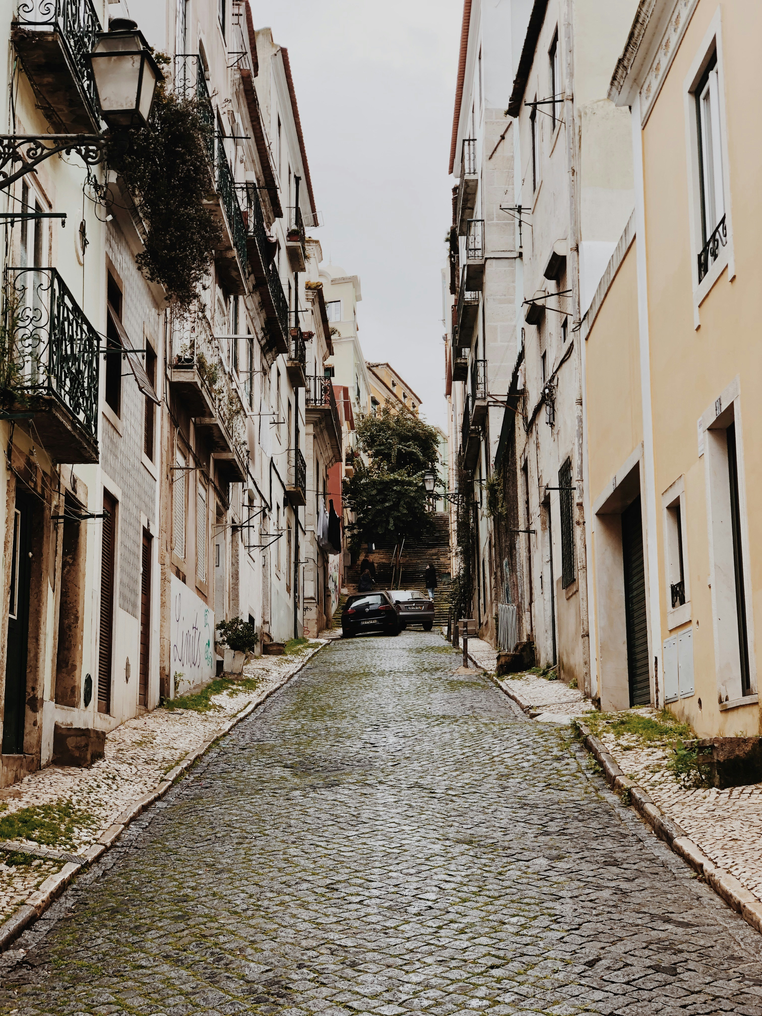 Chemin en béton gris entre les bâtiments photo – Image gratuite de ...