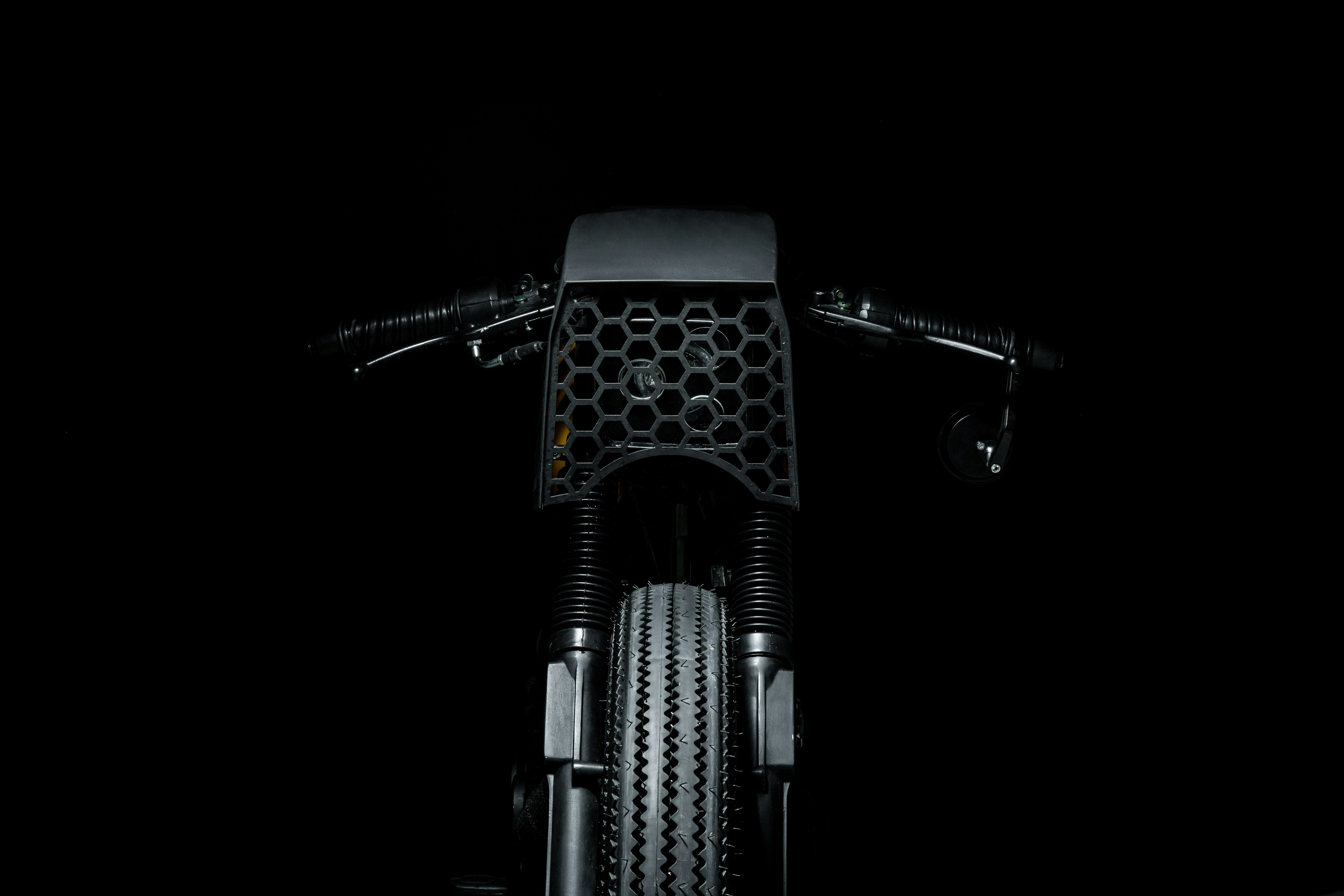 Hydraulic Front Fork and Honeycomb Grille: A Minimalist Bike Front View in Darkness
