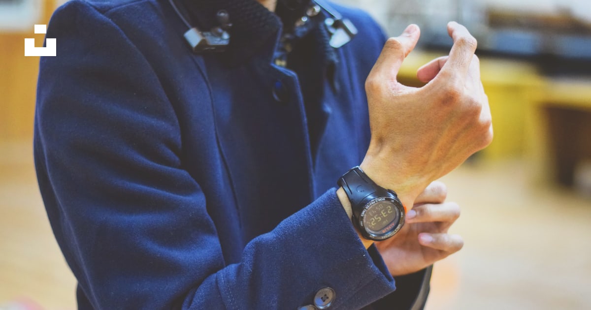 Foto Hombre Con Traje Azul Imagen Reloj De Pulsera Gratis En Unsplash
