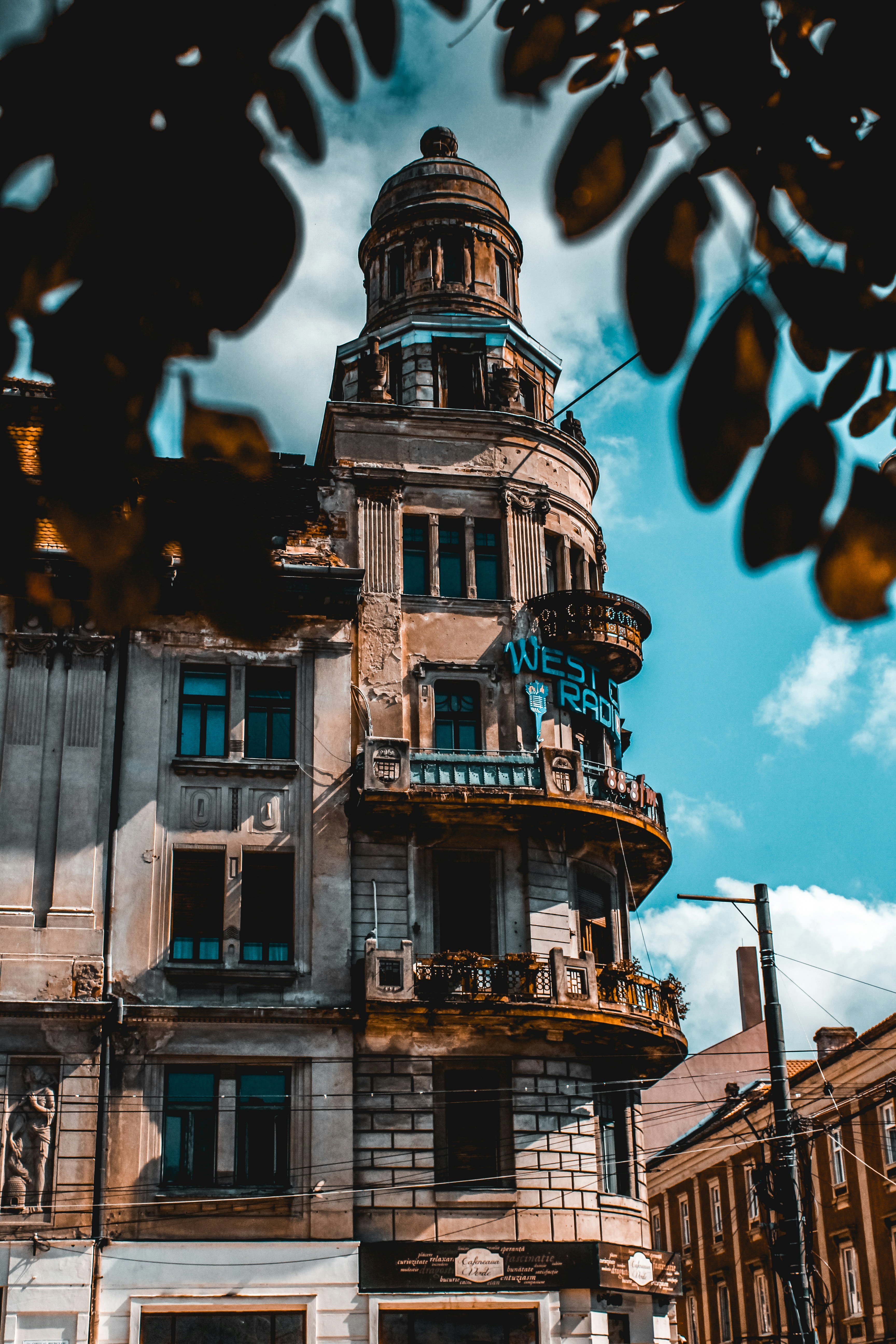 Bâtiment en béton gris photo – Photo Imeuble Gratuite sur Unsplash