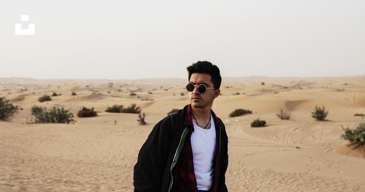 Hombre De Pie En El Desierto Durante El Día Foto Imagen De Humano
