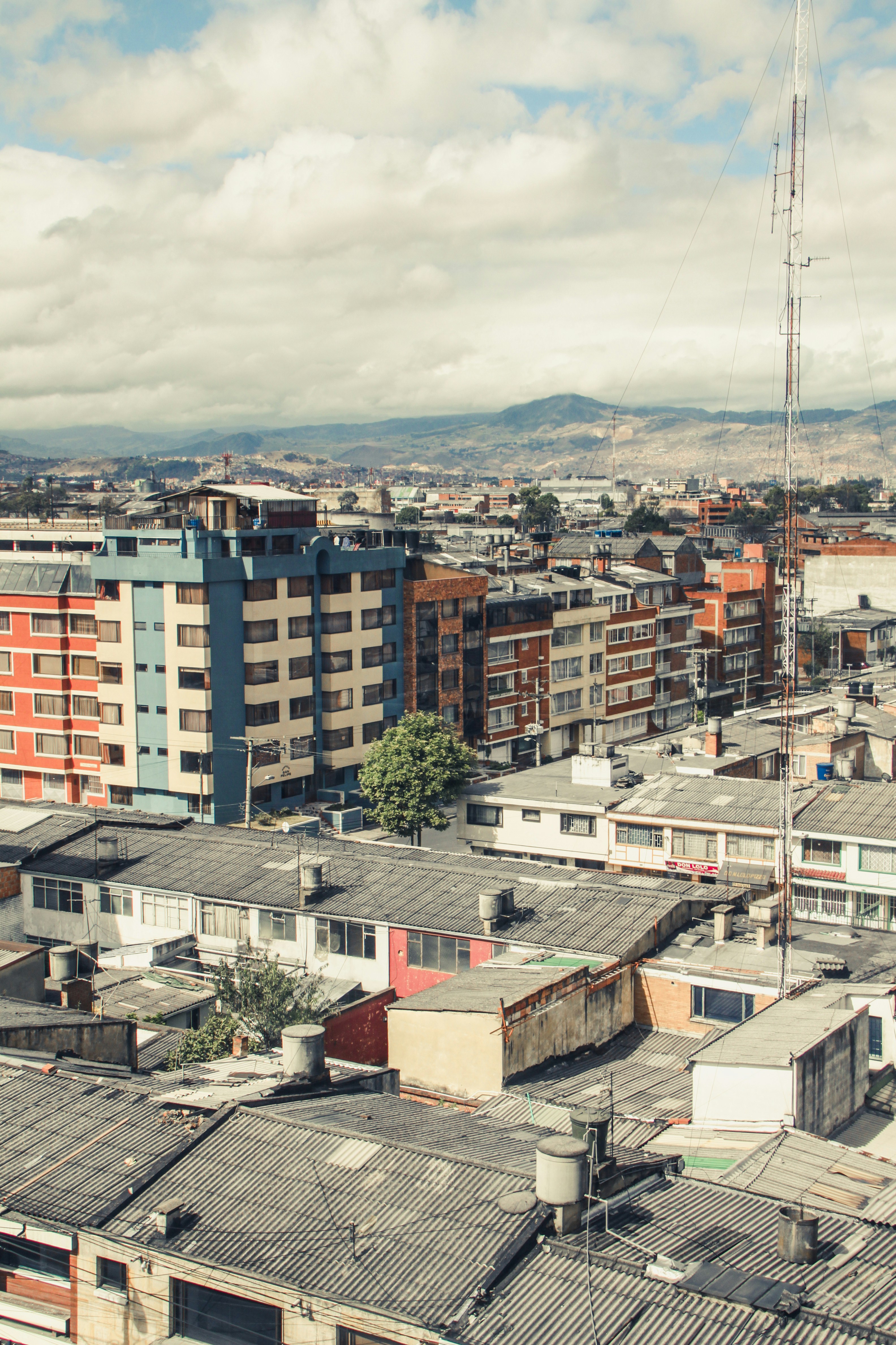 Edificios durante el día foto – Imagen de Colombia gratuita en Unsplash