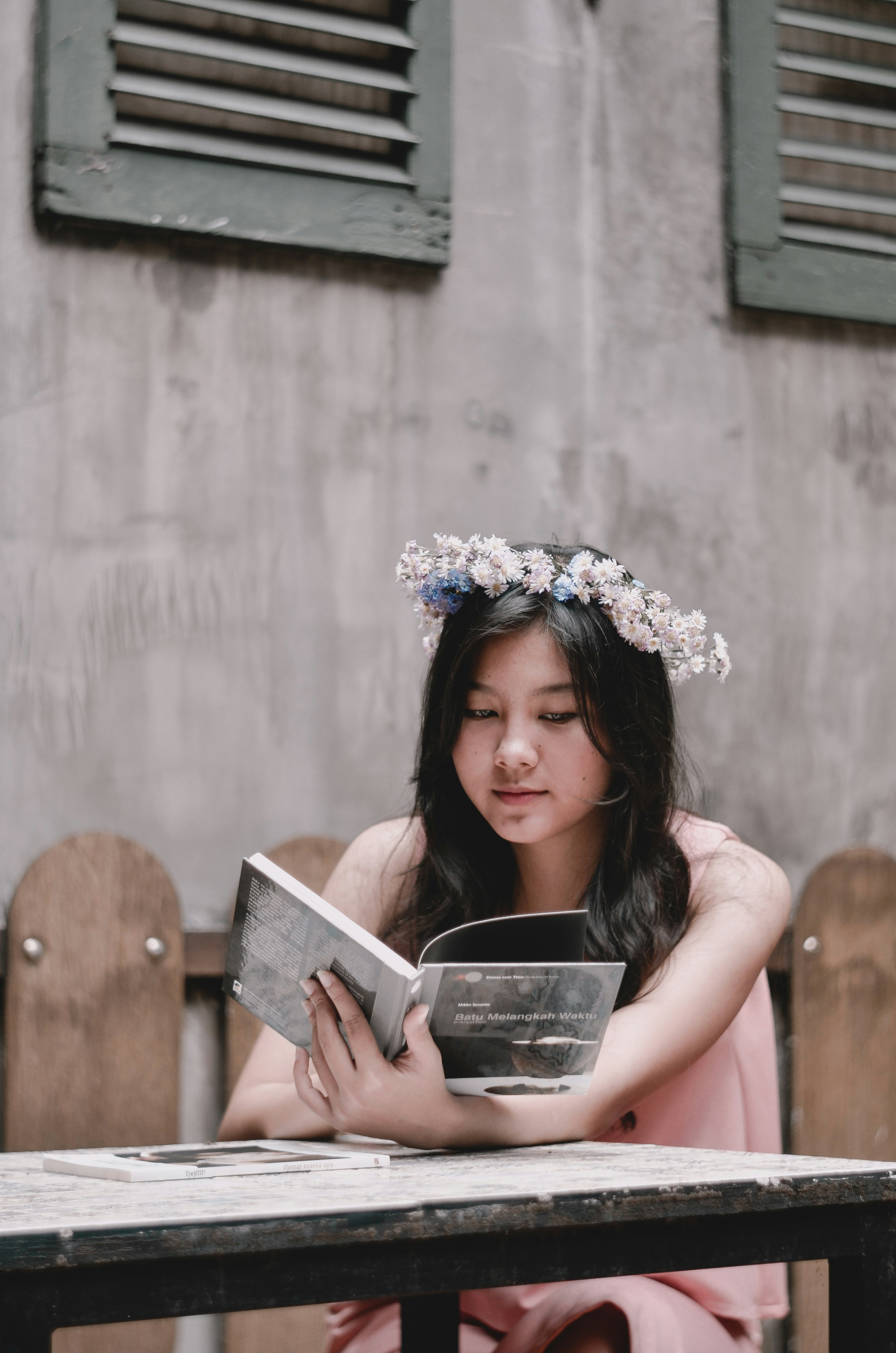 Woman reading book photo – Free Flower Image on Unsplash