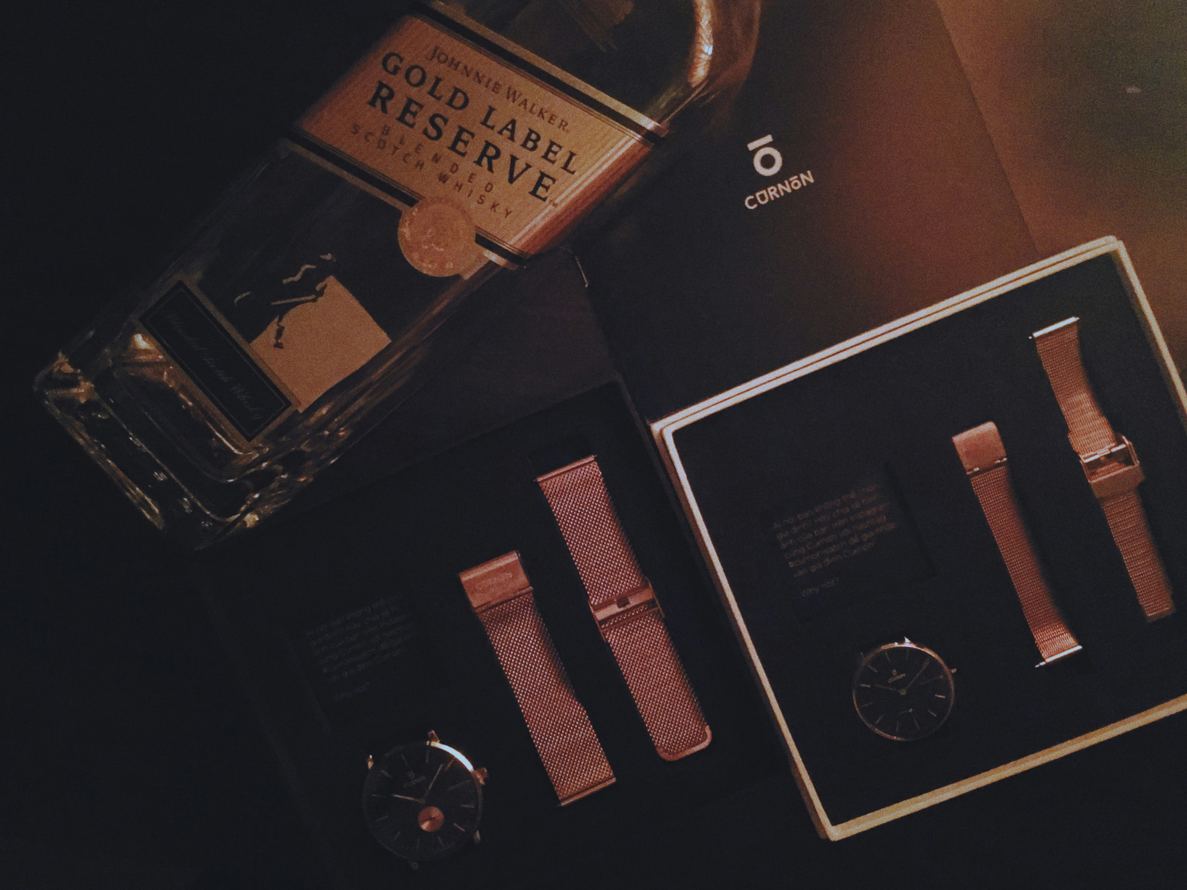 Foto Botella Gold Label Reserve junto a la caja del reloj – Imagen ...