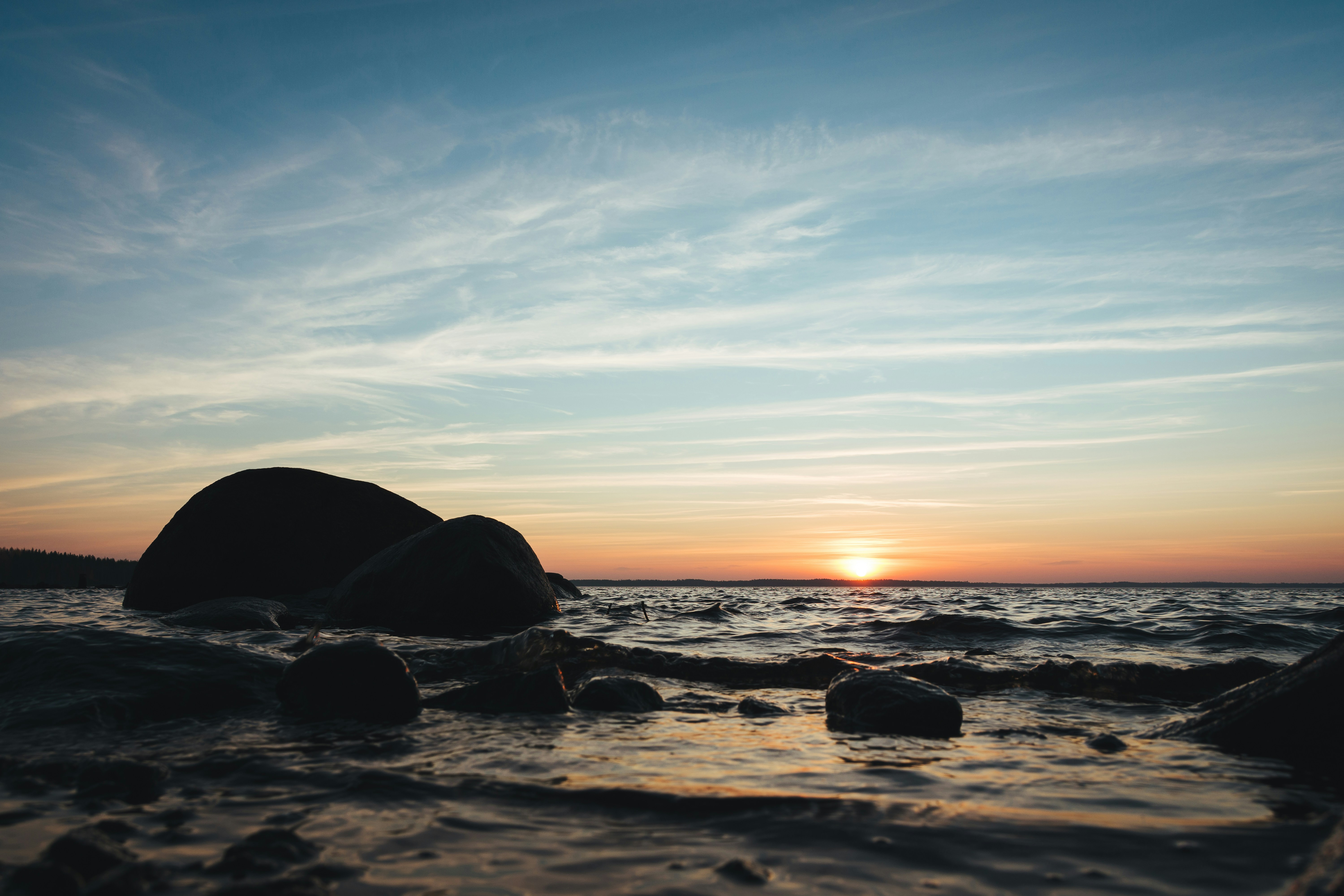 Waves bashing rocks during sunset photo – Free Nature Image on Unsplash