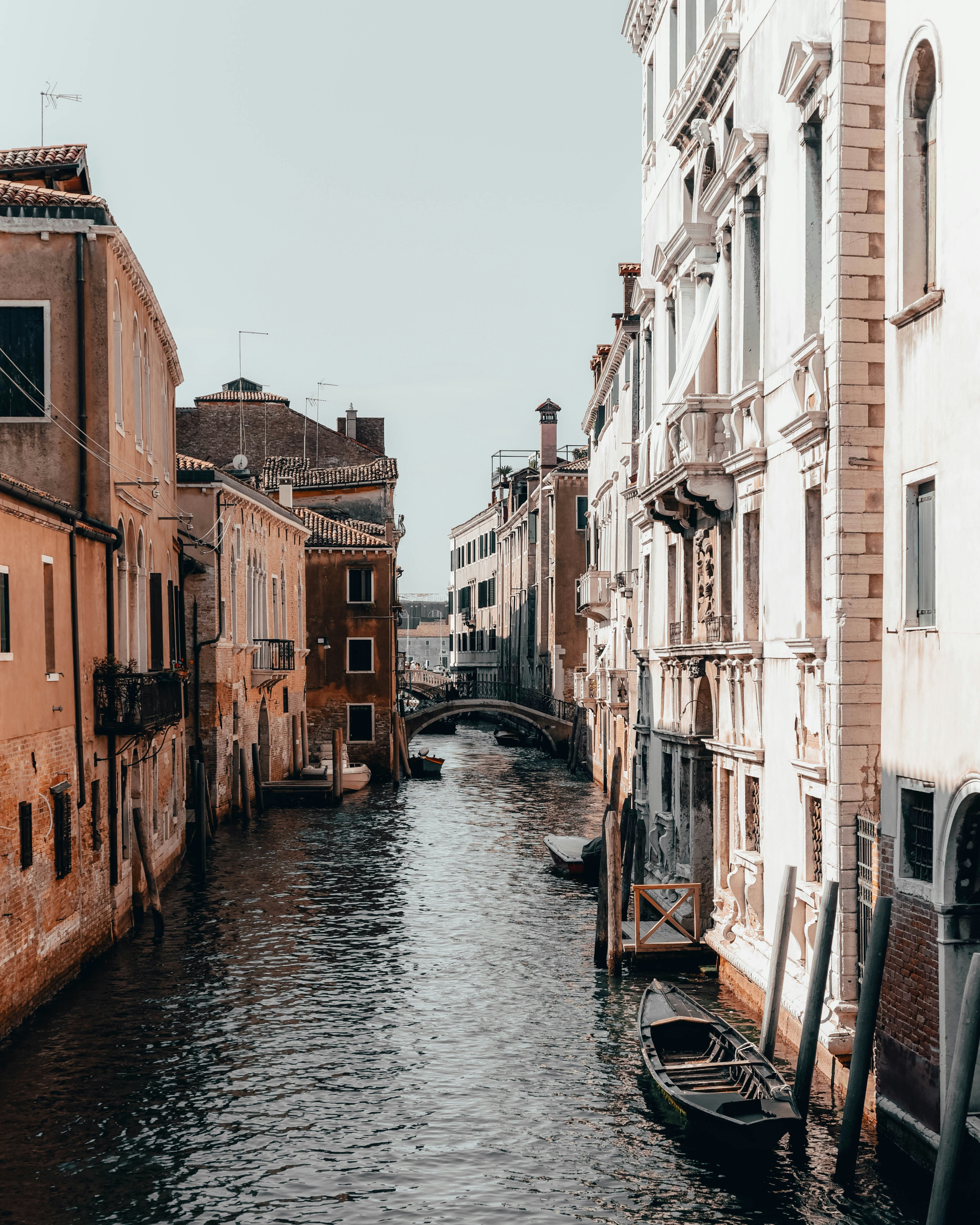 River between buildings at daytime photo – Free Grey Image on Unsplash