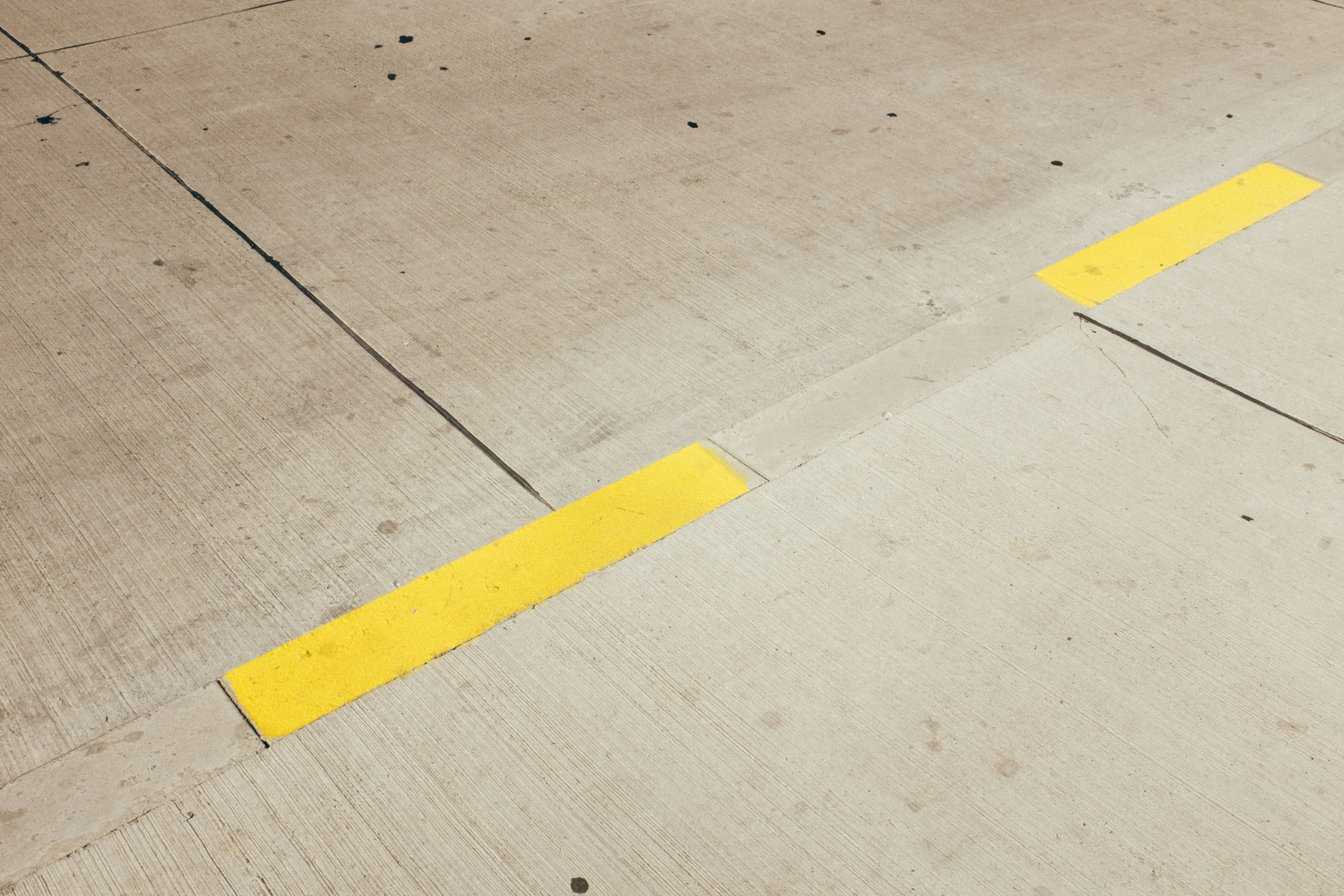 Yellow road line photo – Free Car Image on Unsplash