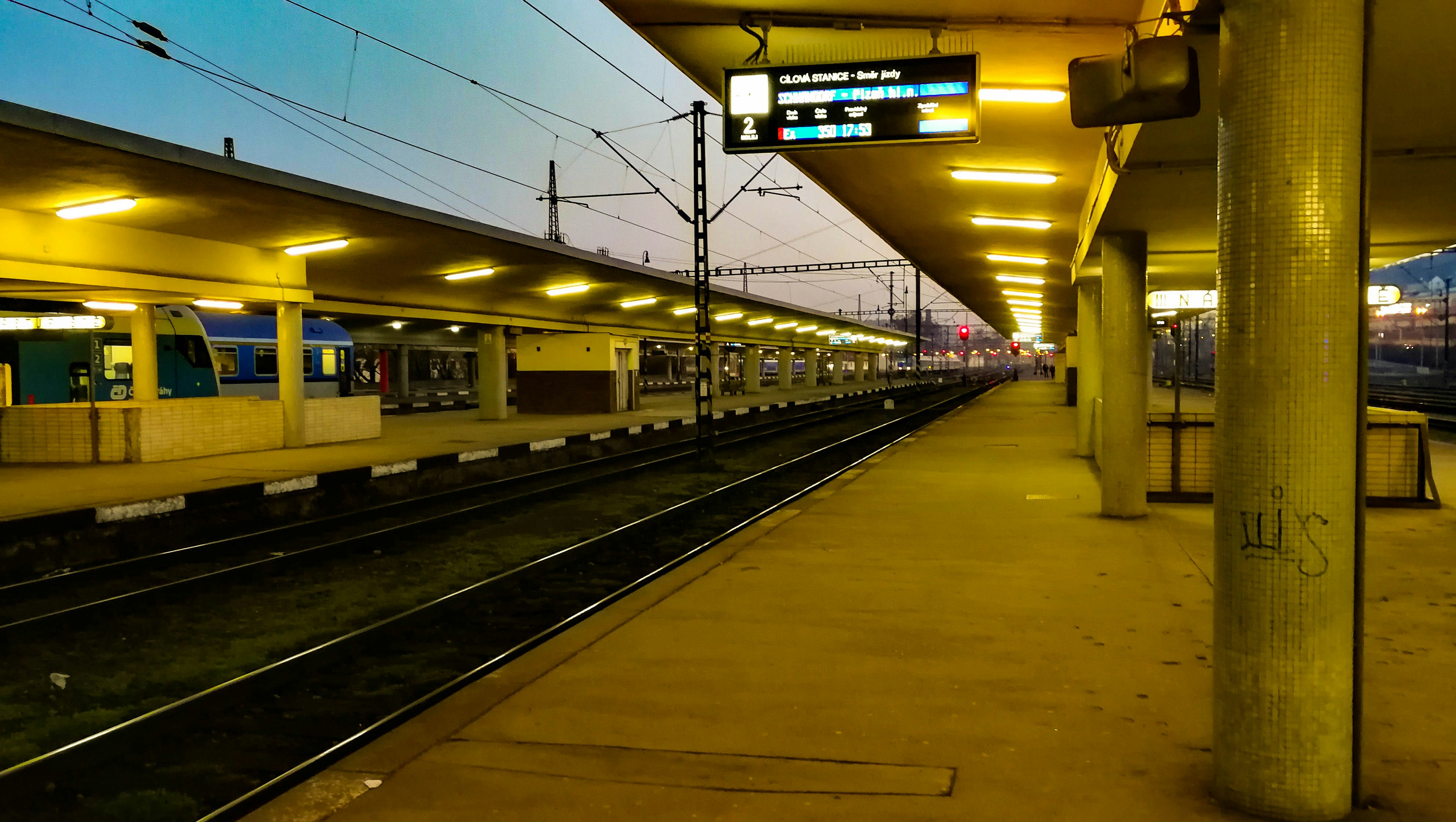 Une gare avec un train sur les rails photo – Photo Gare Gratuite sur ...