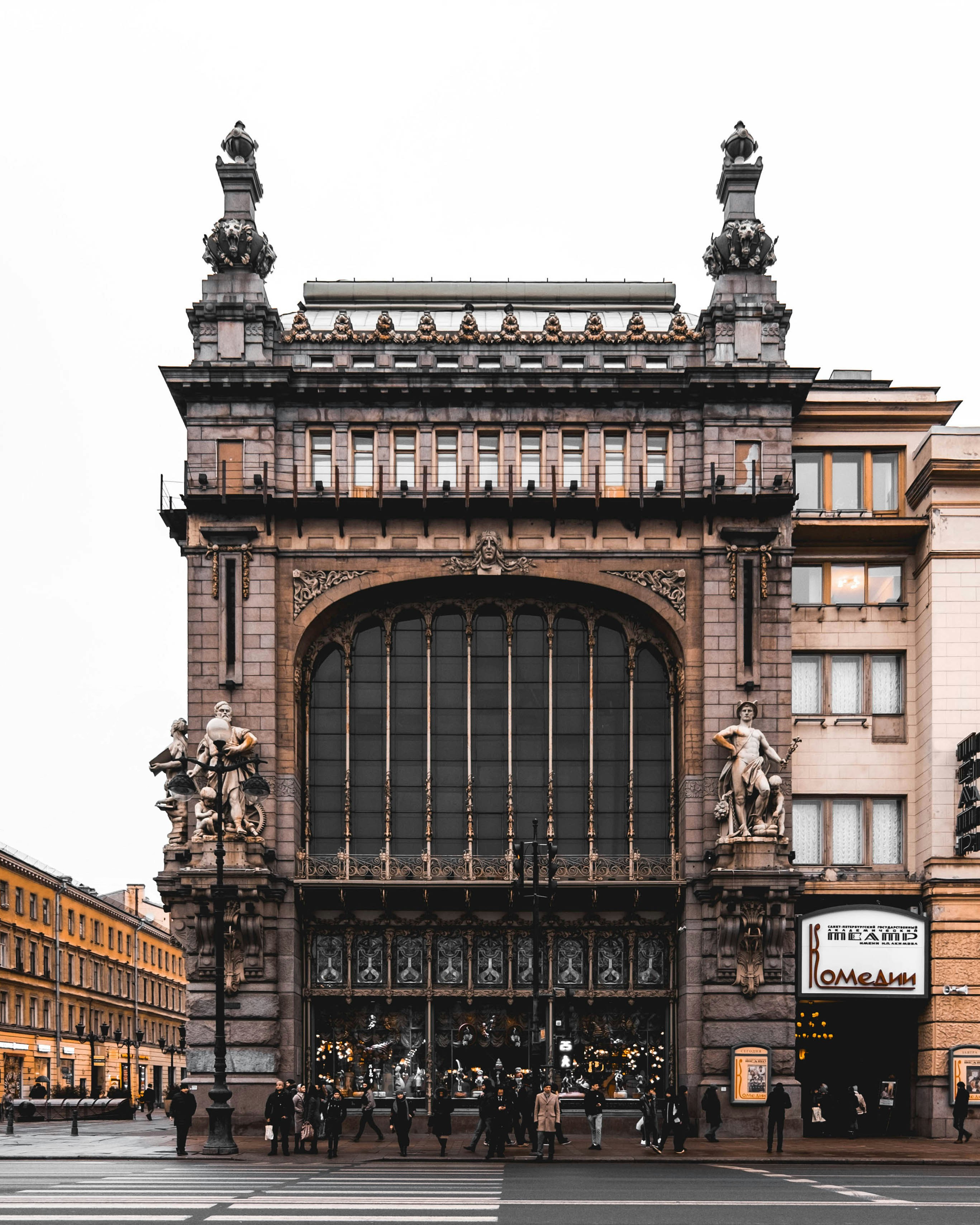 Gateway of Stone: Guardians Over a Bustling City Arch