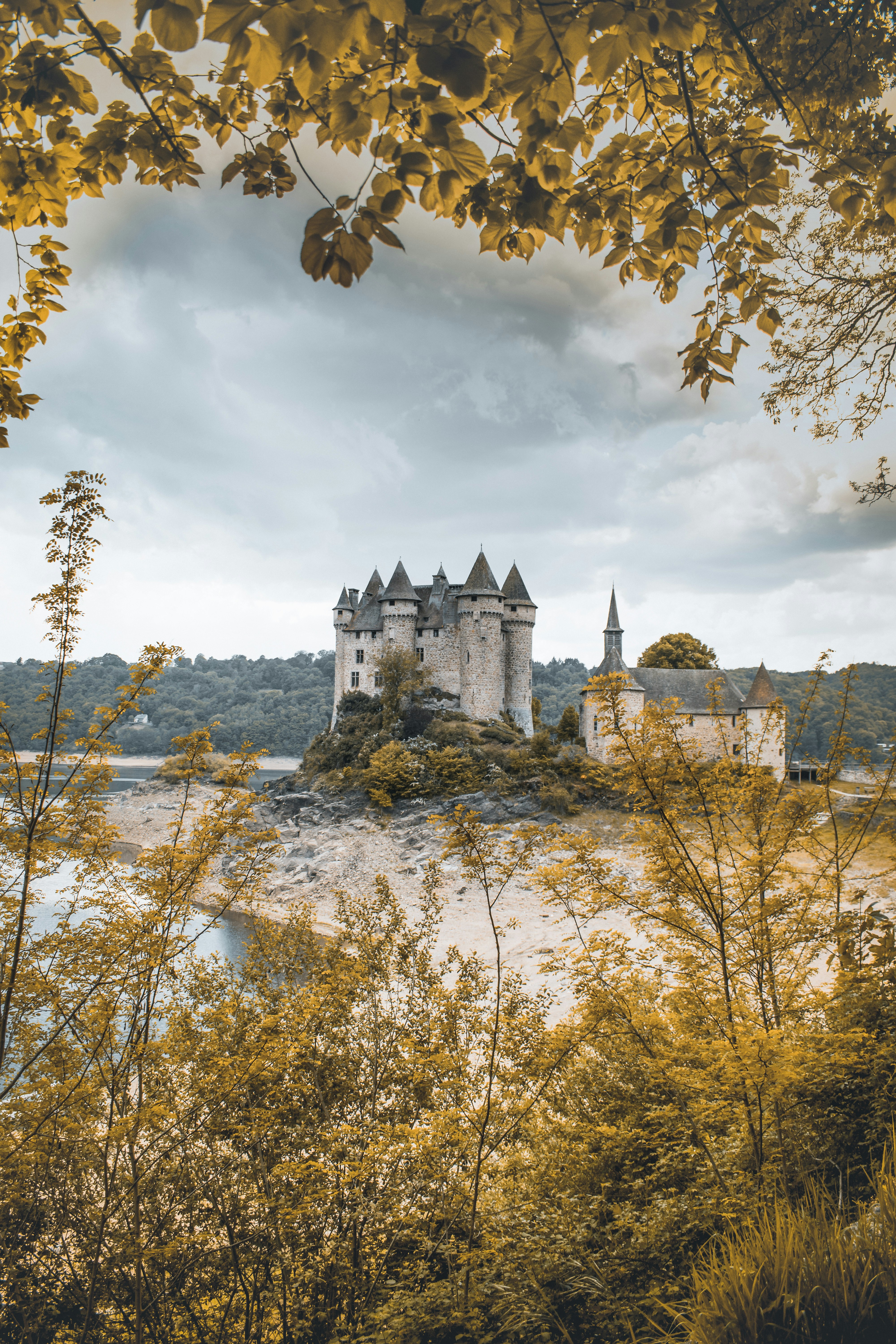 Castillo gris bajo cielo gris foto – Imagen de Castillo gratuita en ...