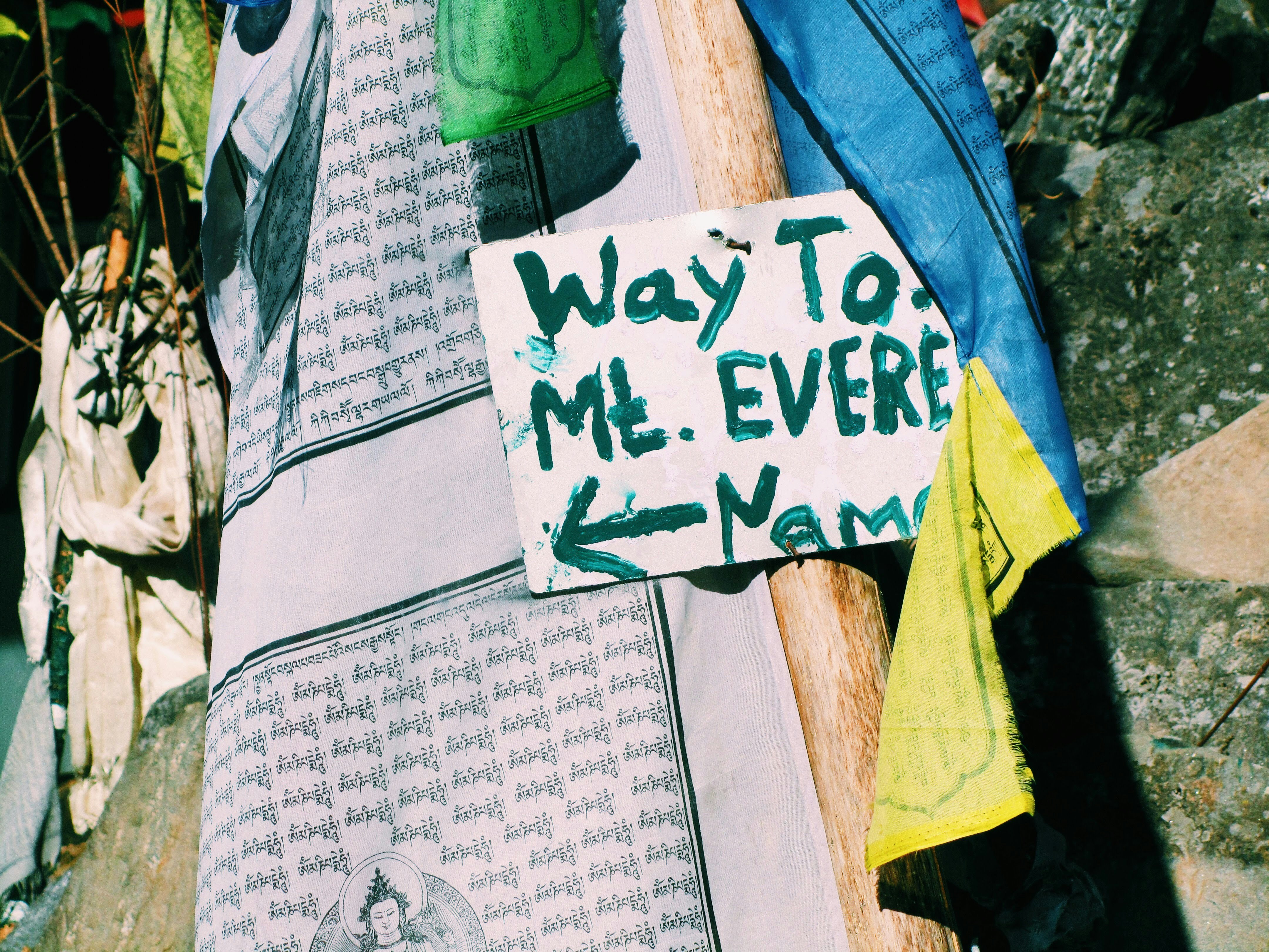 Way to mount Everest signage photo – Free Clothing Image on Unsplash