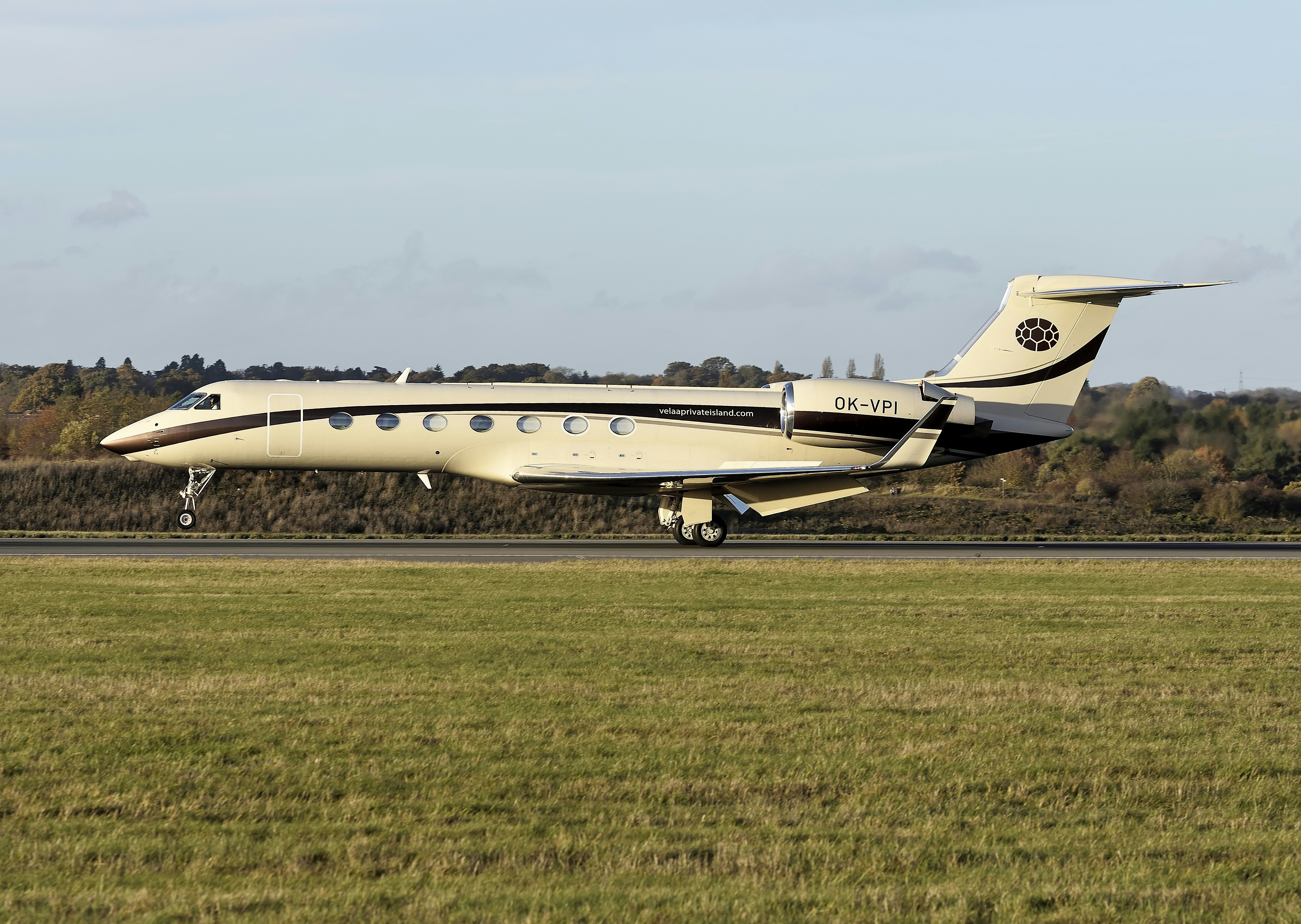 Avion blanc au sol photo – Photo Aeroporto di Luton Gratuite sur Unsplash