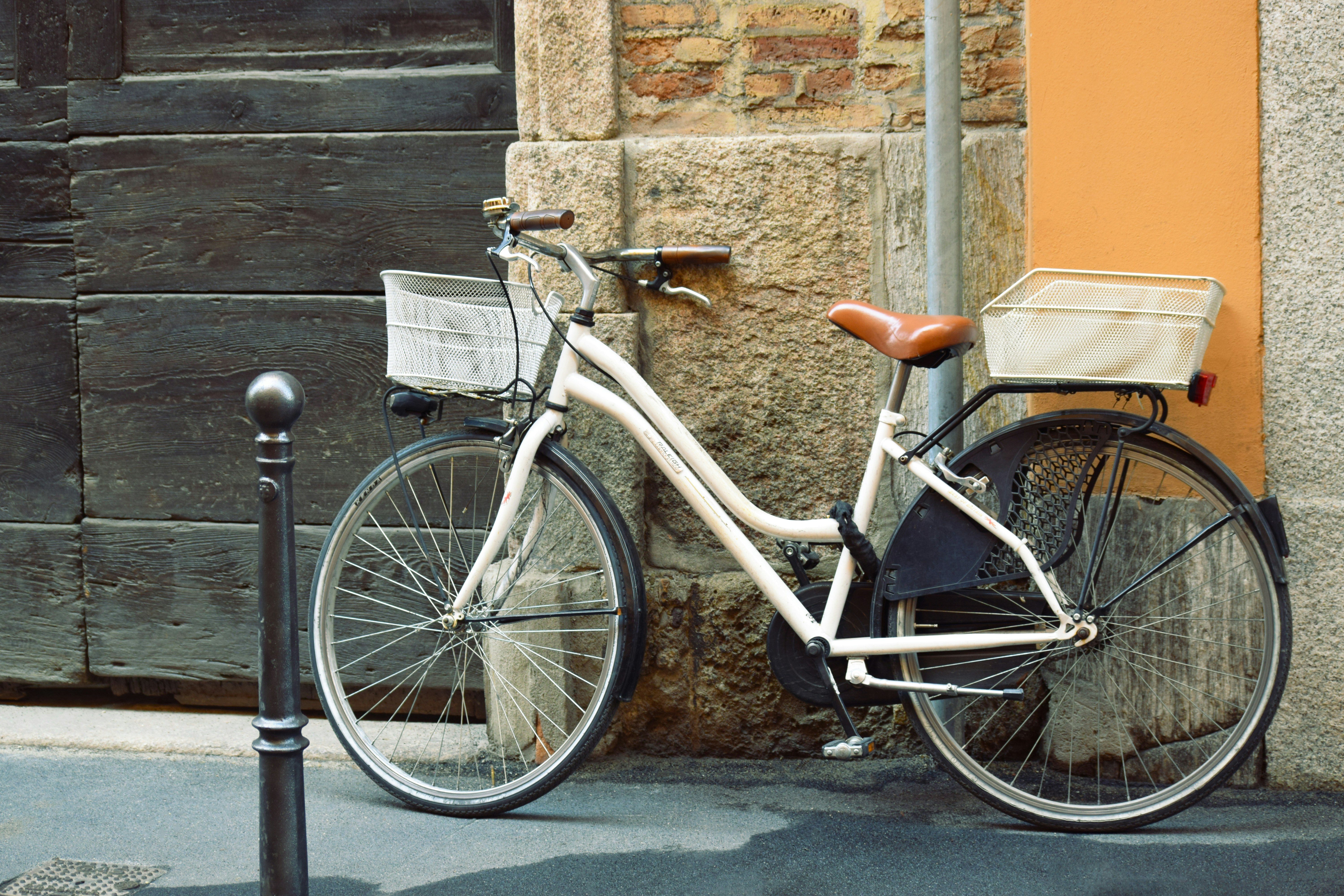 Street life photowalk | white commuter bike leaning on wall